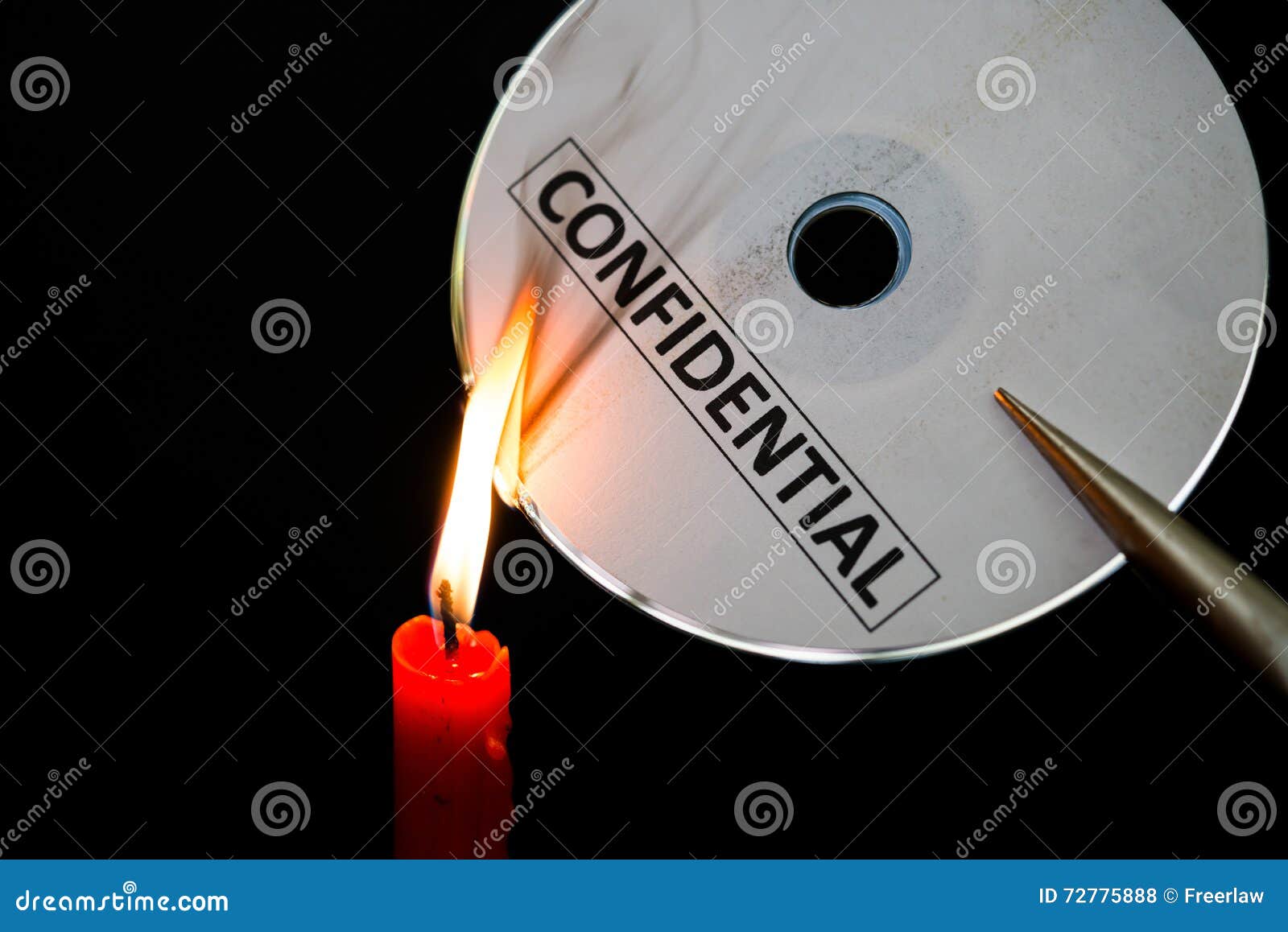 Quema De Un Disco Compacto Confidencial Con La Vela Foto de archivo ...