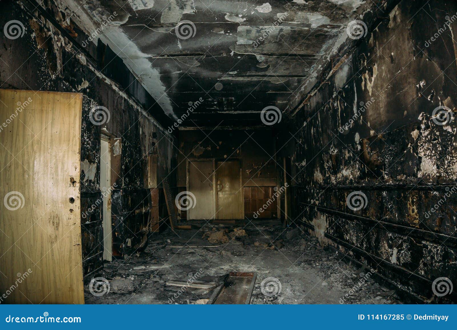 Quemado Por El Interior Del Fuego Del Edificio Pasillo Carbonizado ...