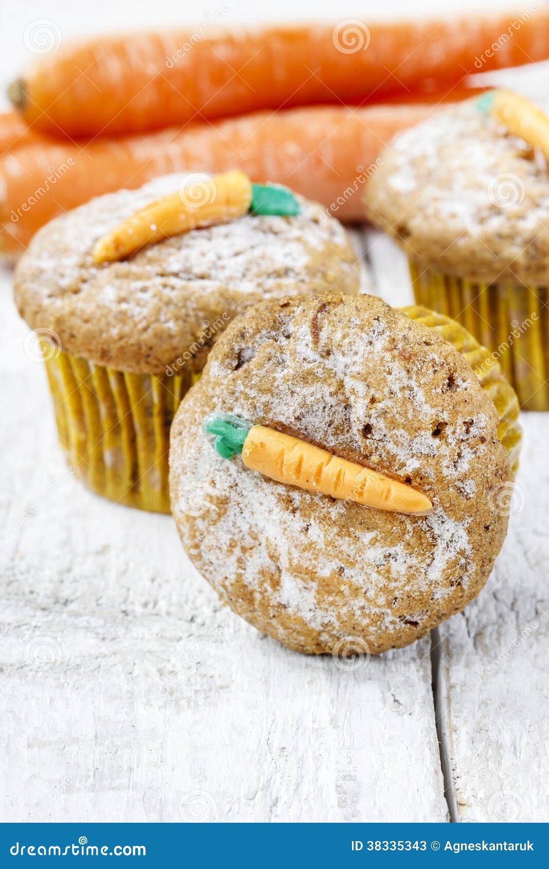 Queque da cenoura imagem de stock. Imagem de cozedura - 38335343