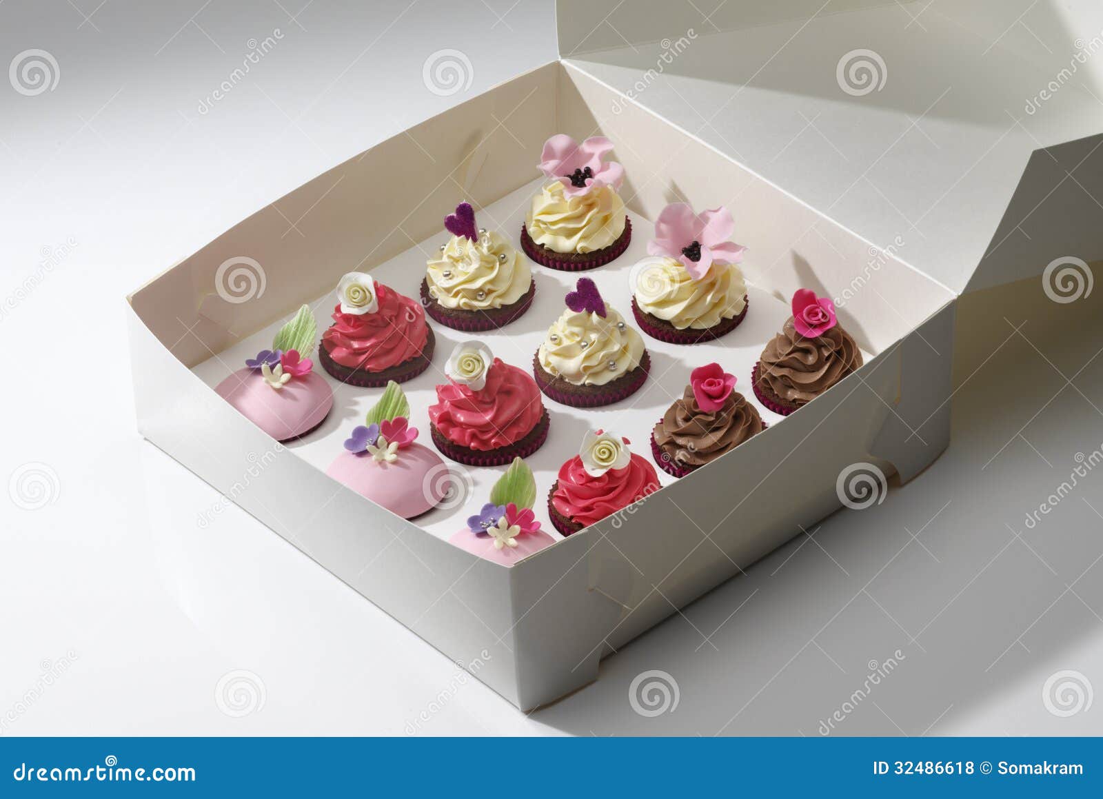 Queques foto de stock. Imagem de lanche, empacotar, delicioso - 32486618