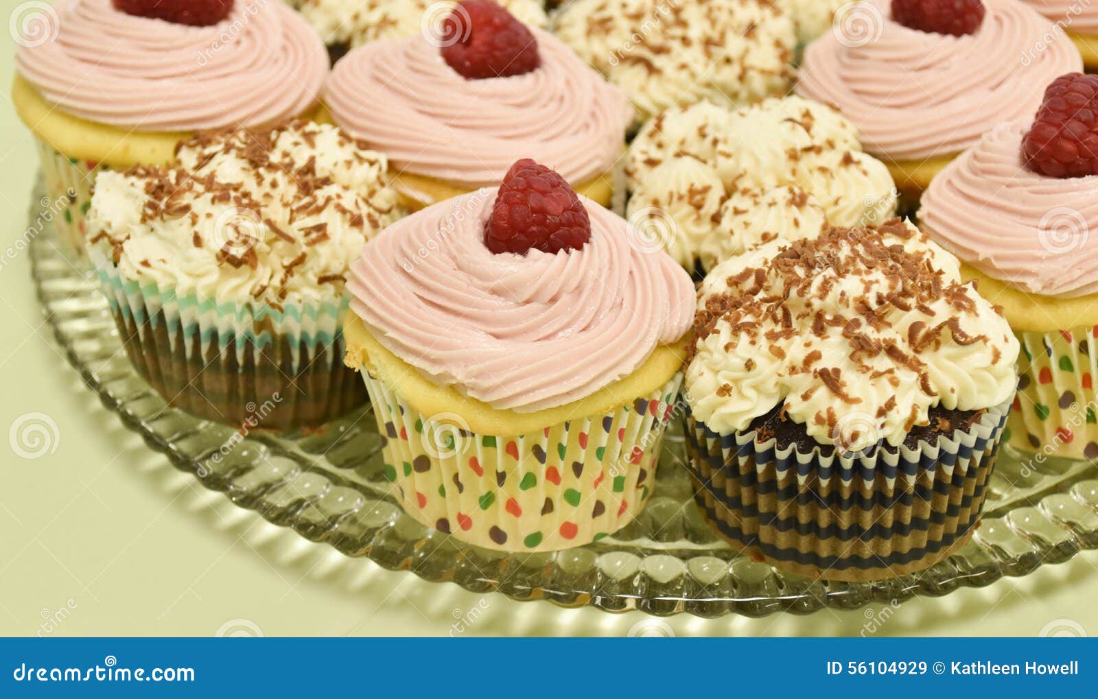 Queques imagem de stock. Imagem de bolinhos, framboesas - 56104929