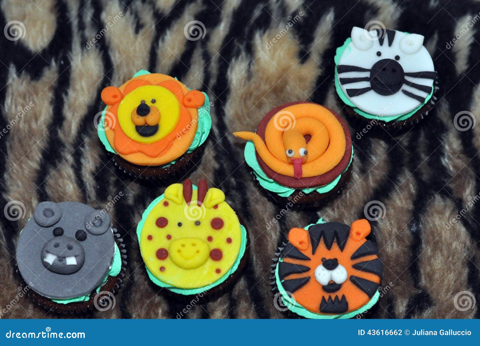 Queques Do Animal Da Floresta Foto de Stock - Imagem de calorias, gear ...