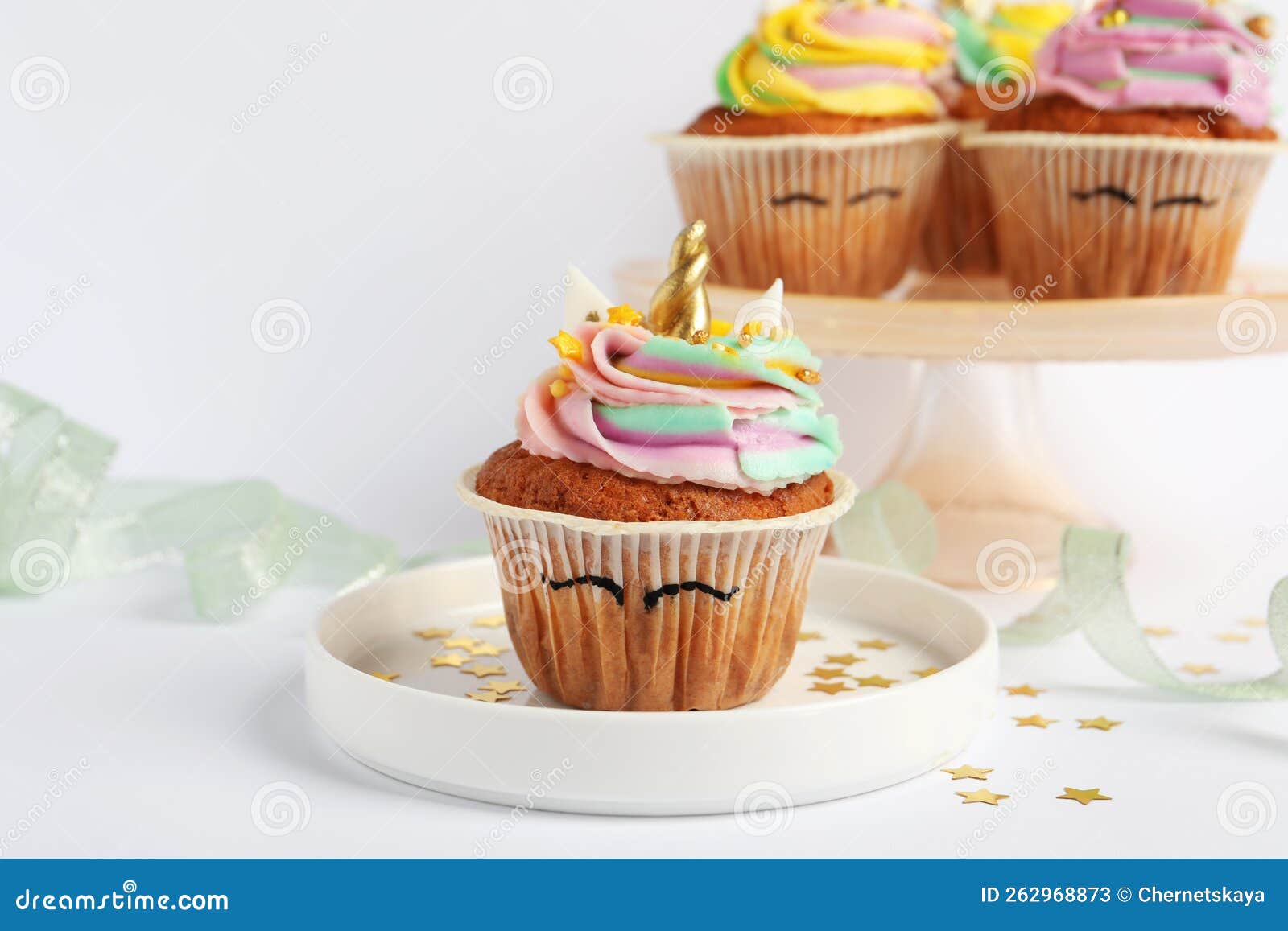 Quequitos Dulces De Unicornio Sobre Mesa Blanca Imagen de archivo ...