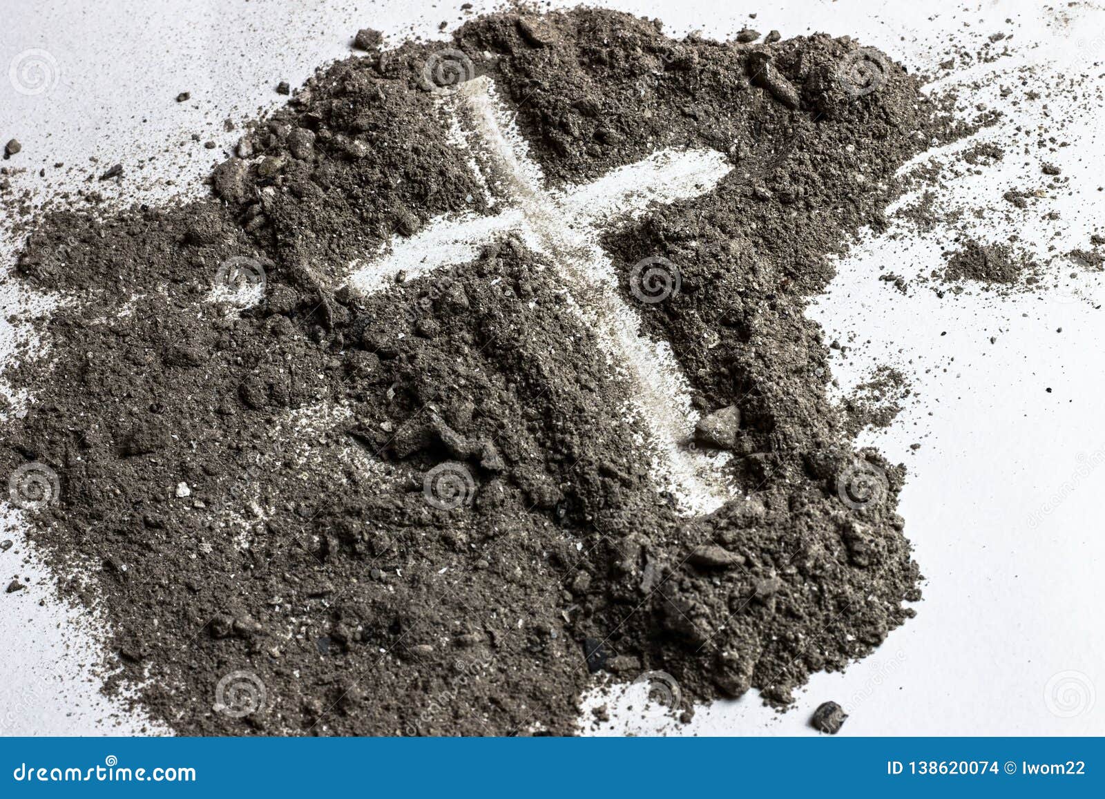 Querzeichen Gemacht Von Der Asche Stockfoto - Bild von katholizismus ...