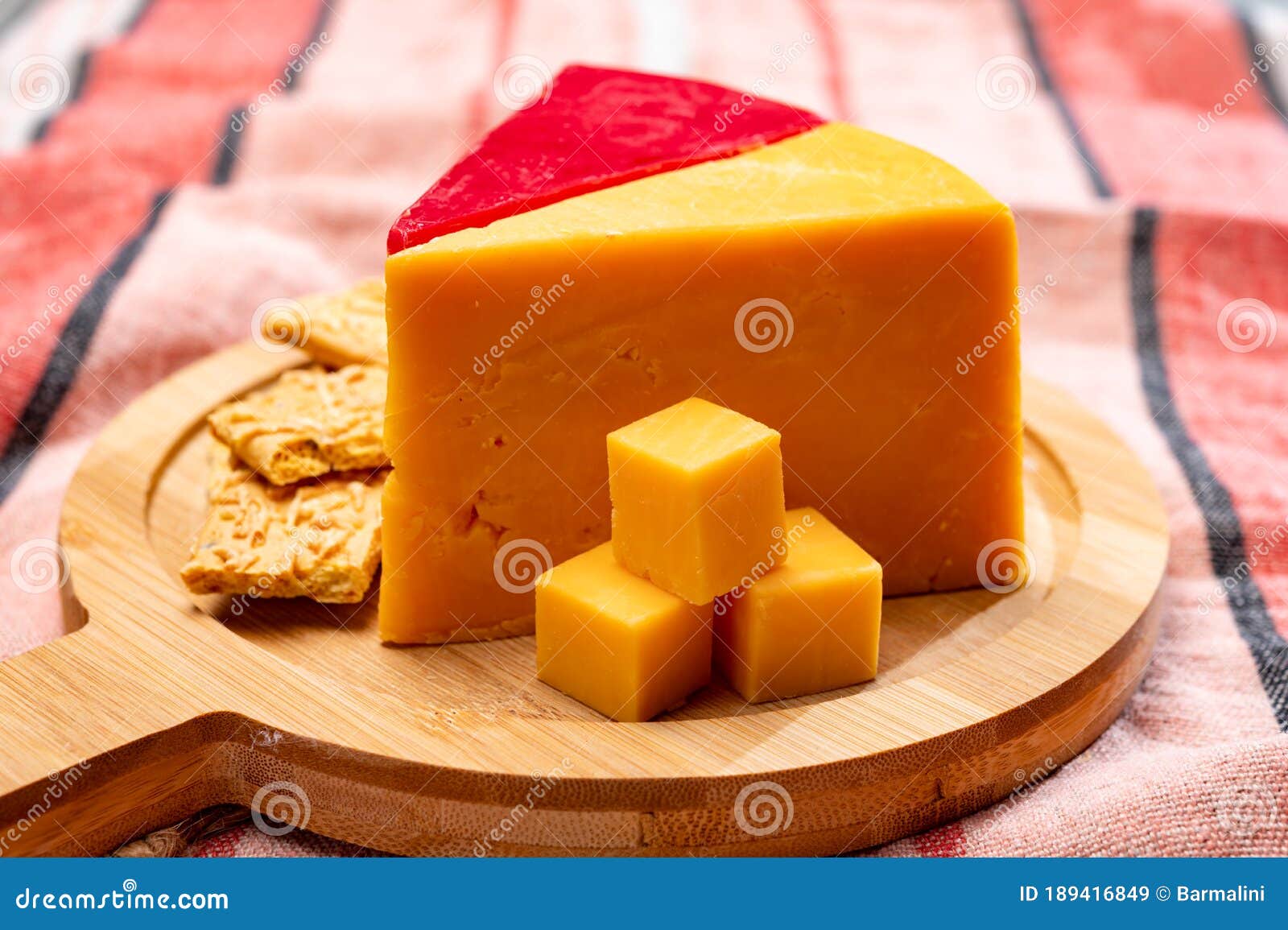 Queso Cheddar Madurado Amarillo Y Rojo Encerado Imagen de archivo ...