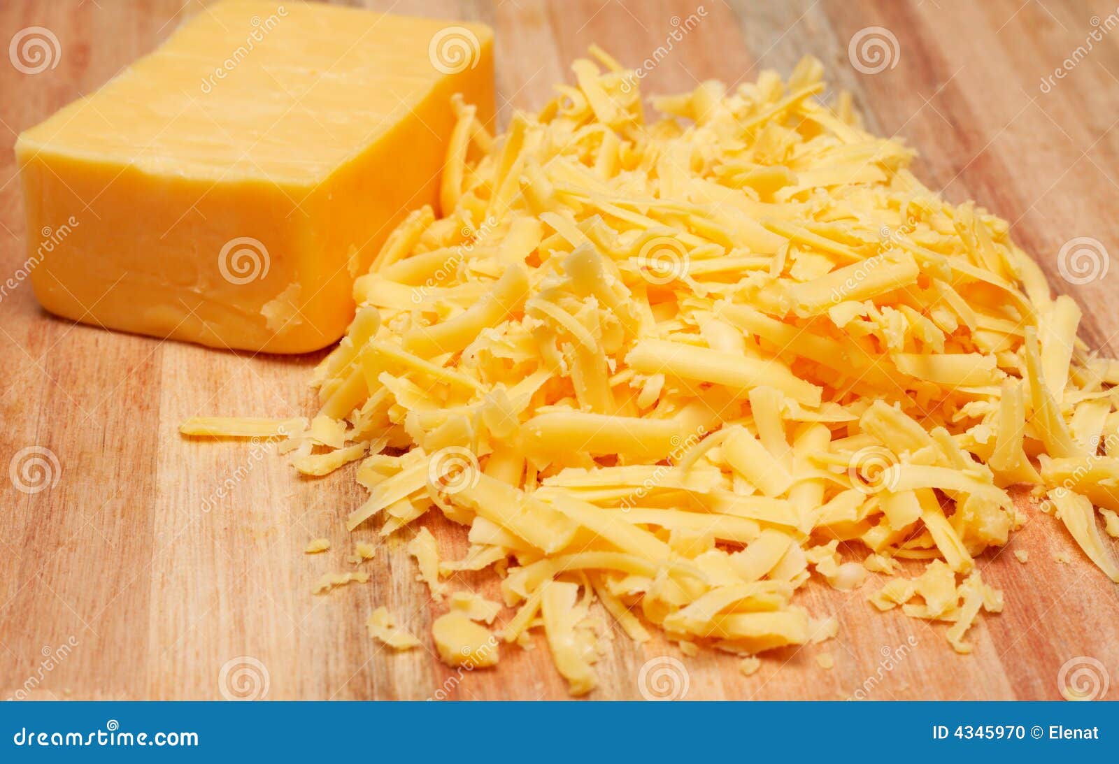 Queso De Cheddar Rallado En Tarjeta De Madera Foto de archivo - Imagen ...