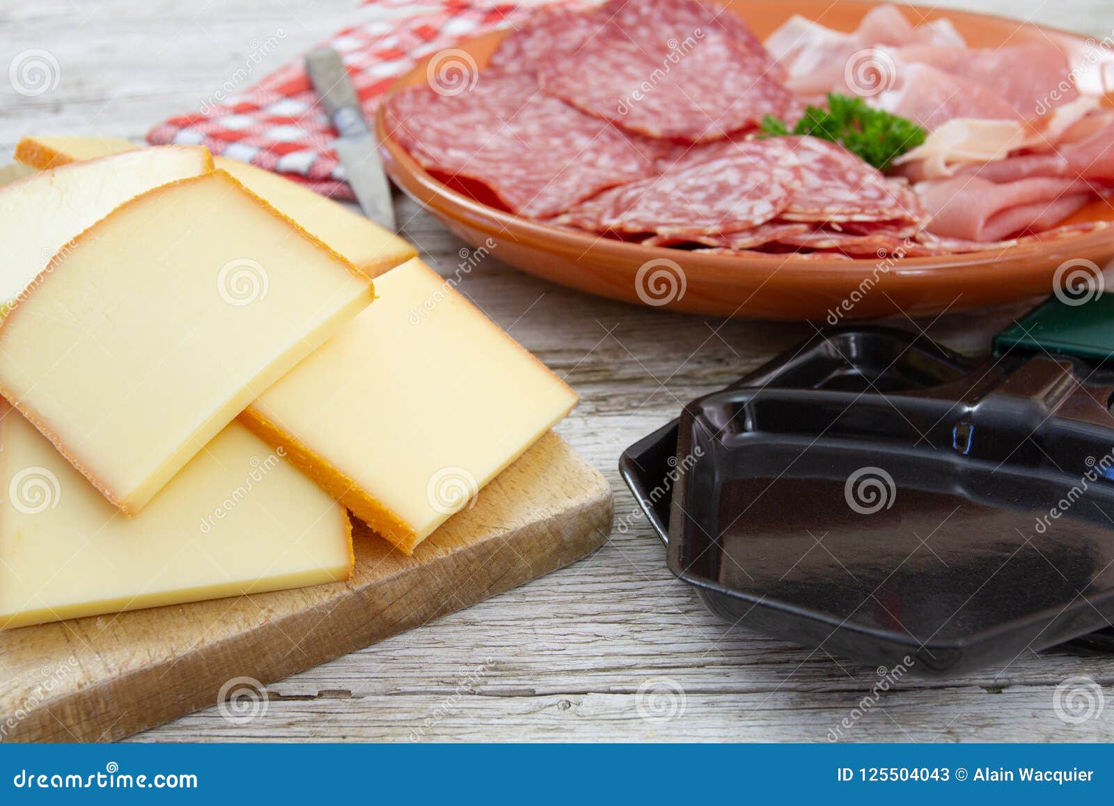 Queso de Raclette imagen de archivo. Imagen de fondo - 125504043