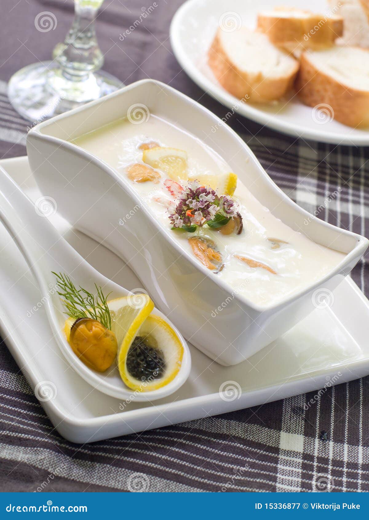 _ Queso Poner Crema Sopa Con Marisco Imagen de archivo - Imagen de ...