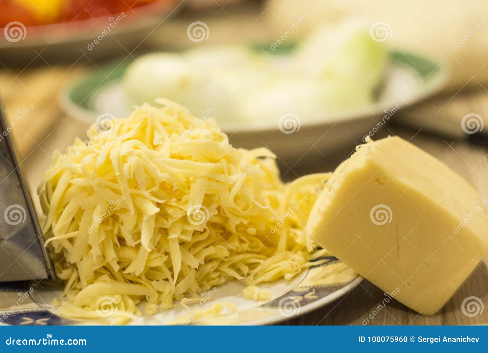 Queso rallado foto de archivo. Imagen de cocina, blanco - 100075960