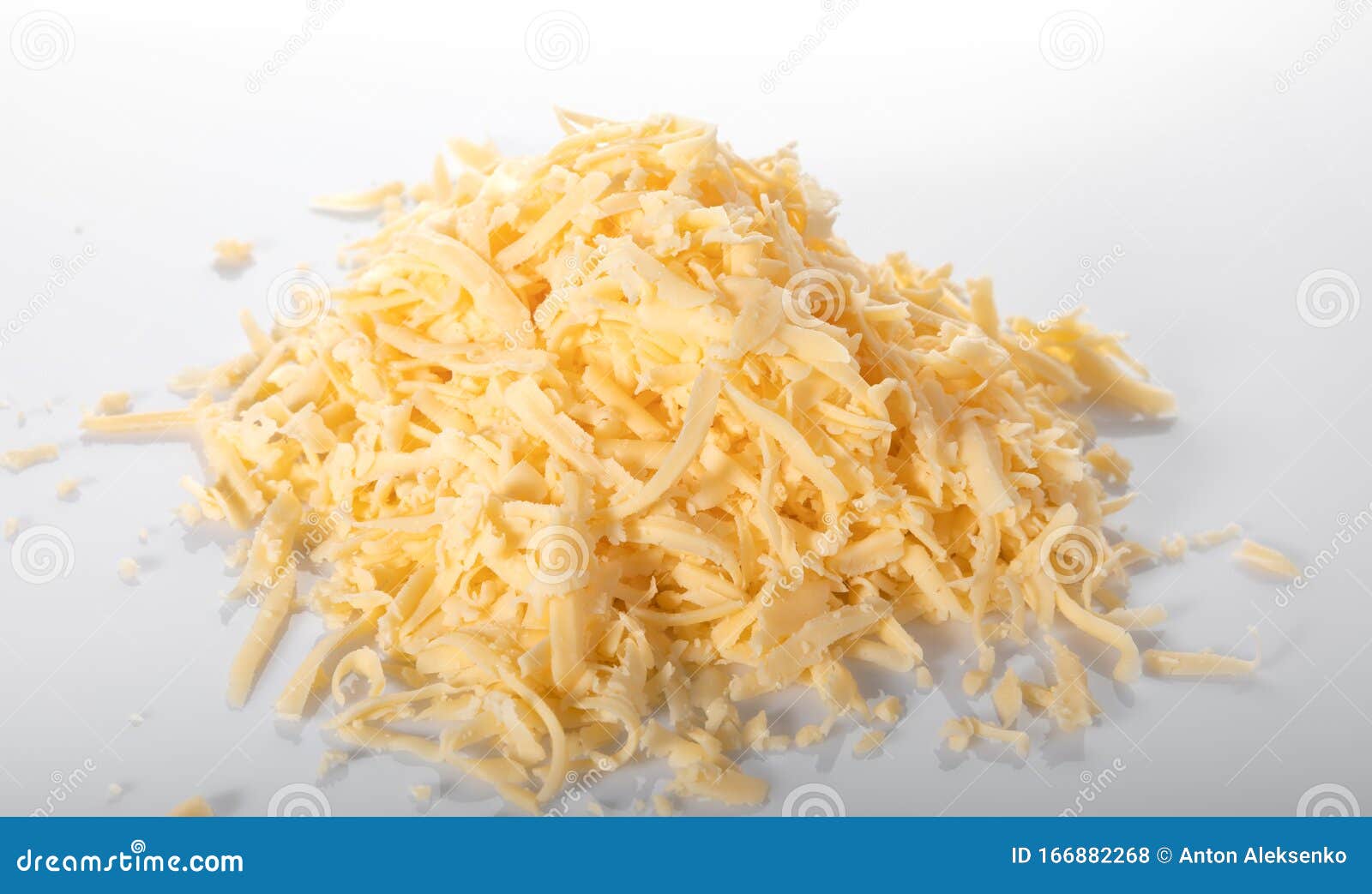 Queso Rallado Sobre Fondo Blanco, Cierre Foto de archivo - Imagen de ...