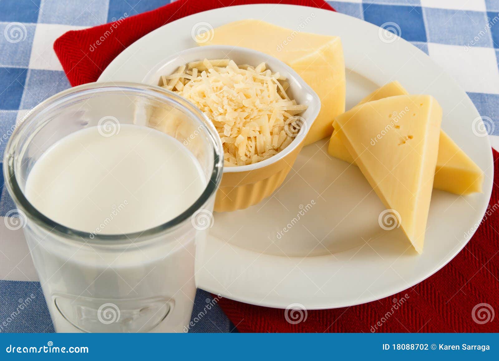 Queso y leche foto de archivo. Imagen de amarillo, delicioso - 18088702