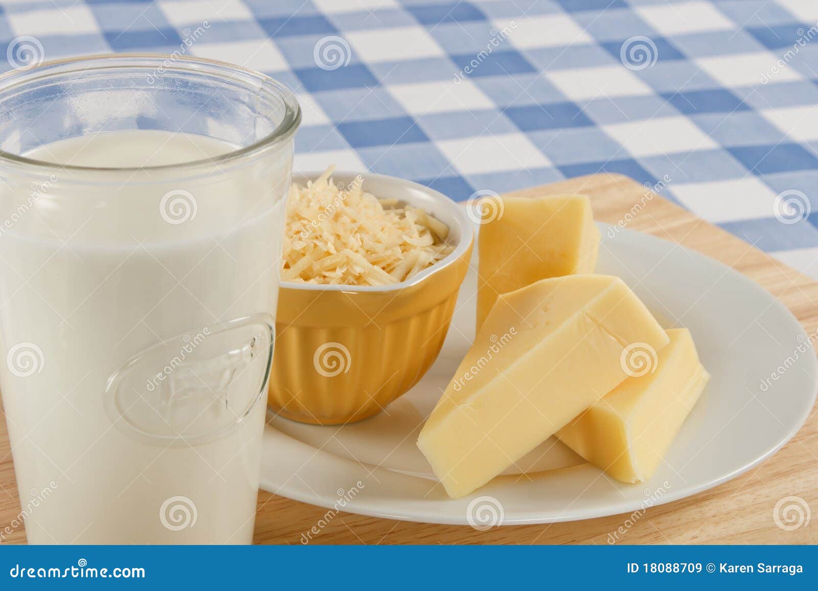 Queso y leche imagen de archivo. Imagen de leche, bocado - 18088709