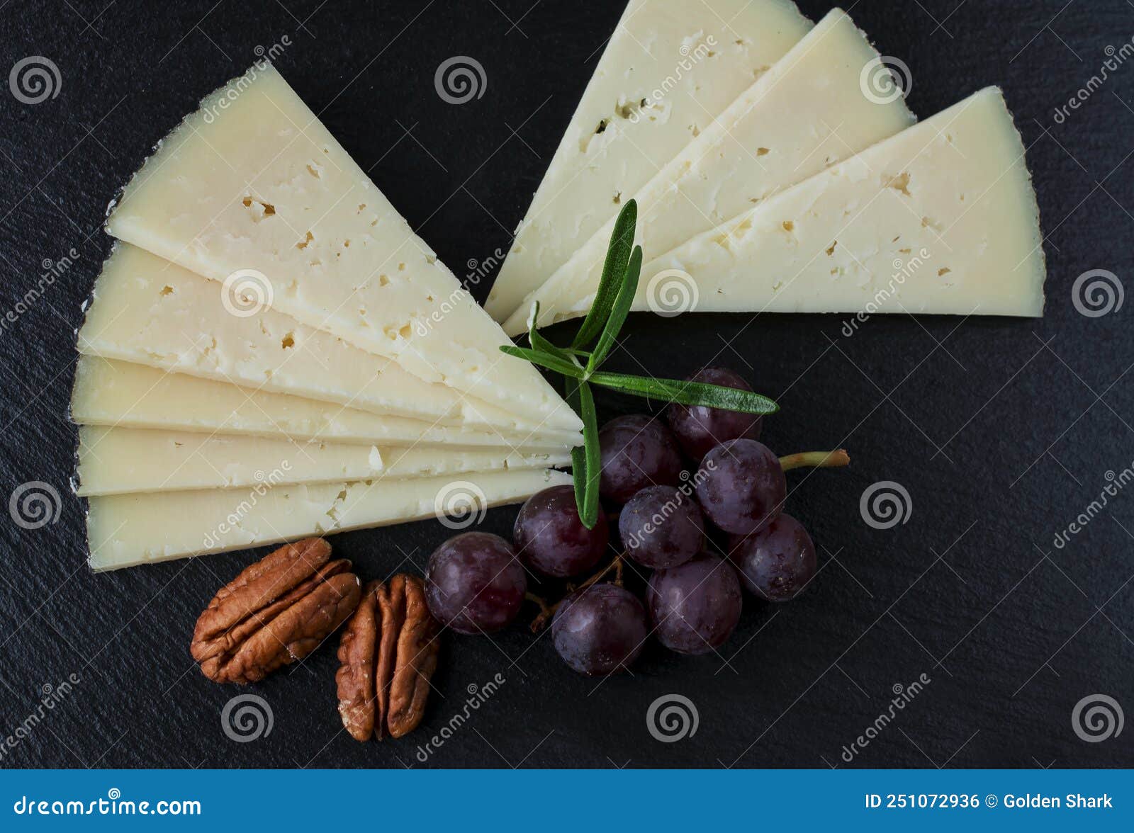 Quesos Variados Con Queso De Cabra De Uva. Tablero De Madera Foto de ...