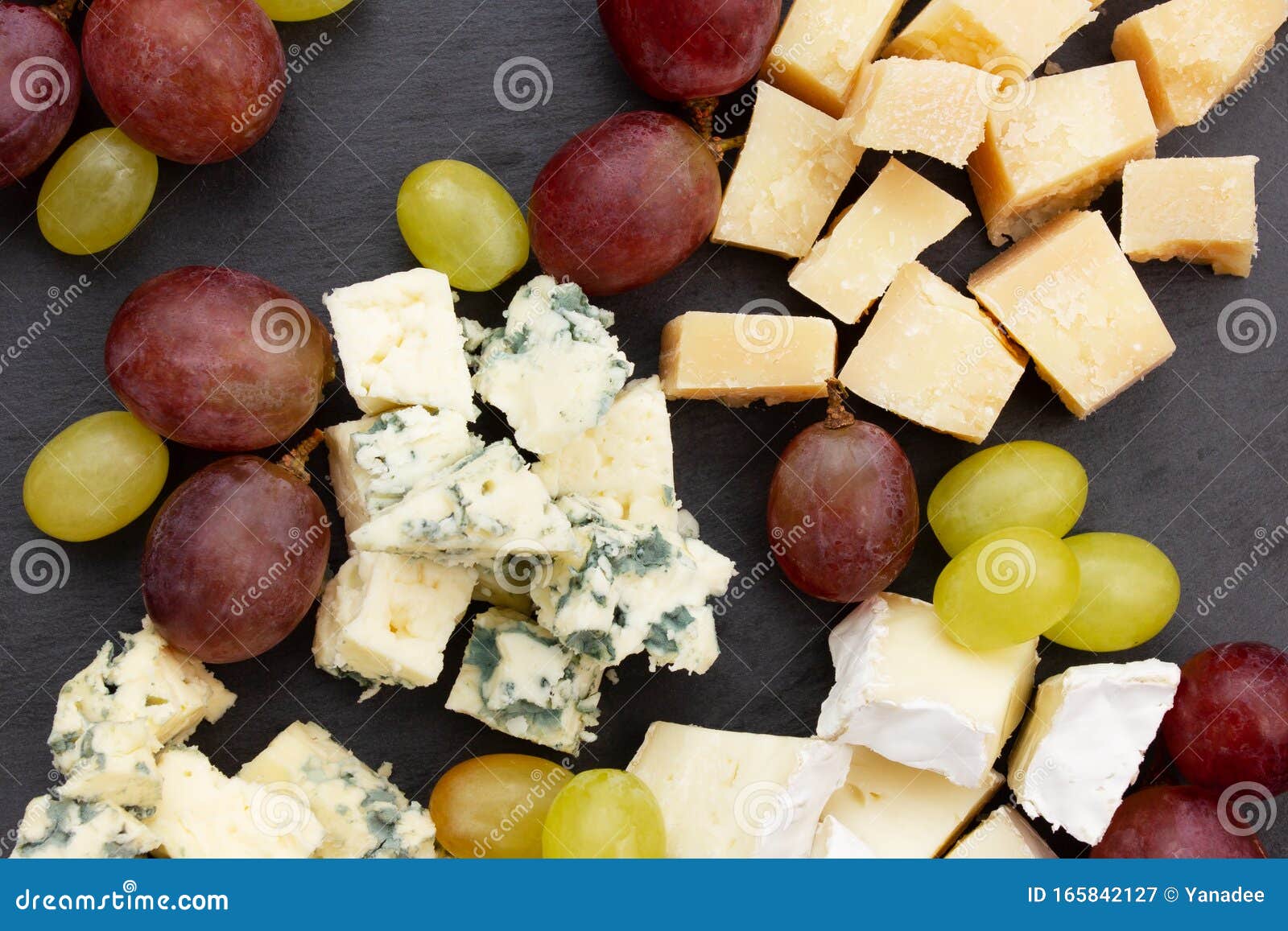 Quesos variados imagen de archivo. Imagen de salado - 165842127