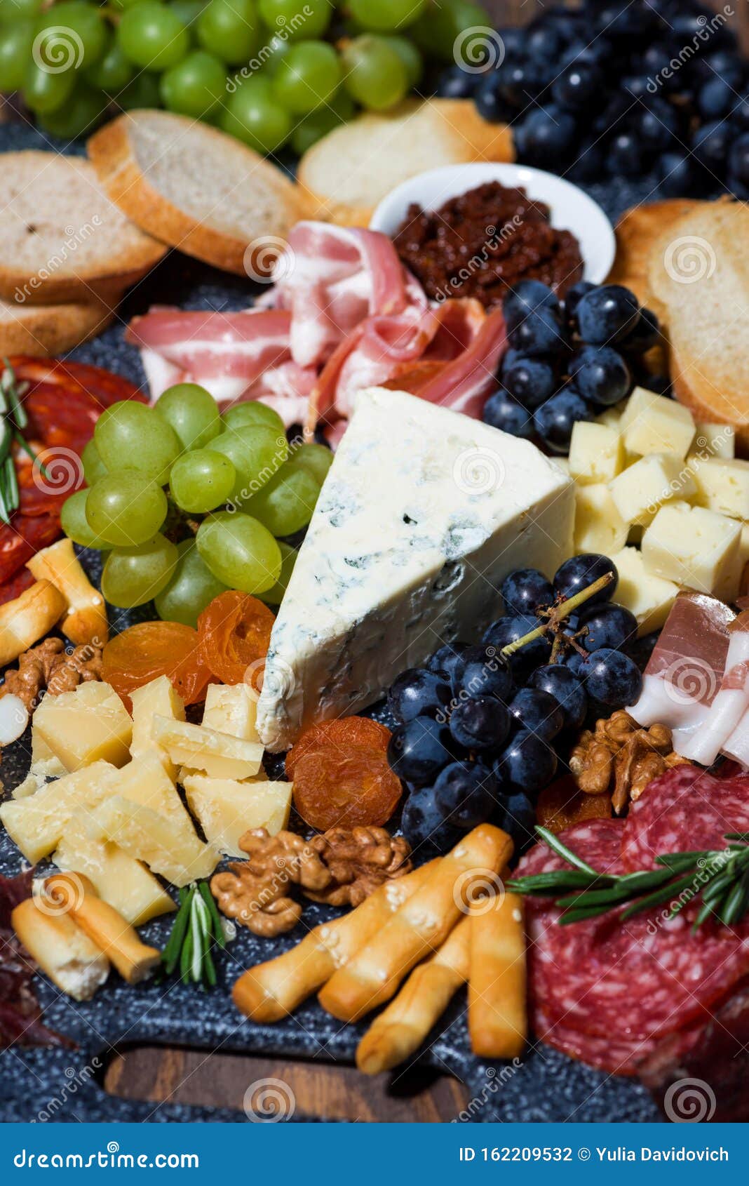 Quesos Y Carnes Variados, Verticales Foto de archivo - Imagen de comer ...