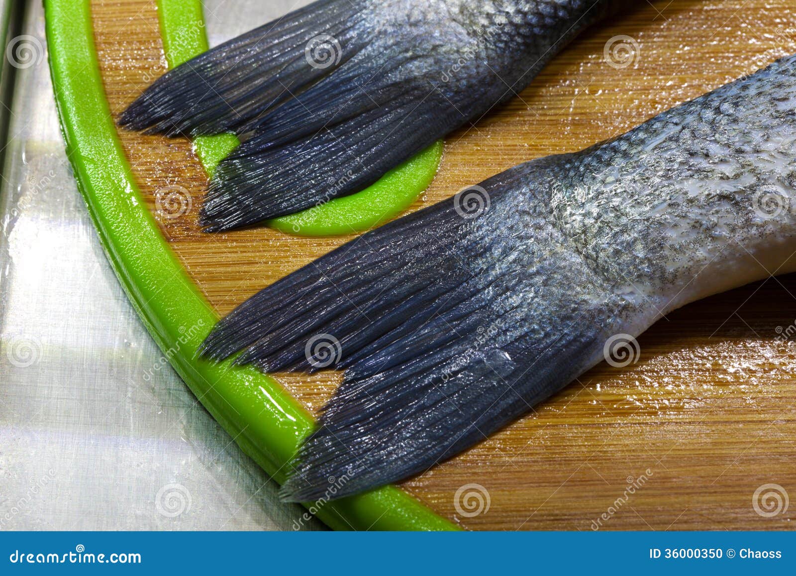 Queues de poissons photo stock. Image du plaque, dorado - 36000350