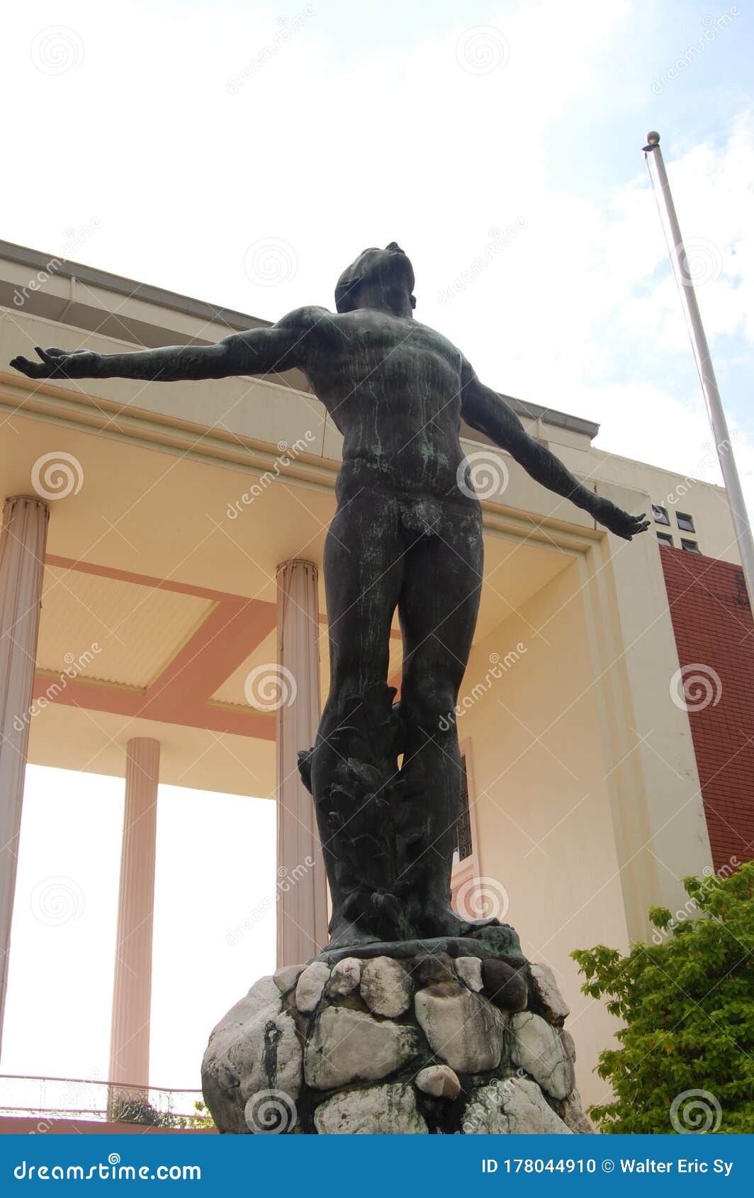 Oblation Statue at University of the Philippines in Diliman, Quezon ...