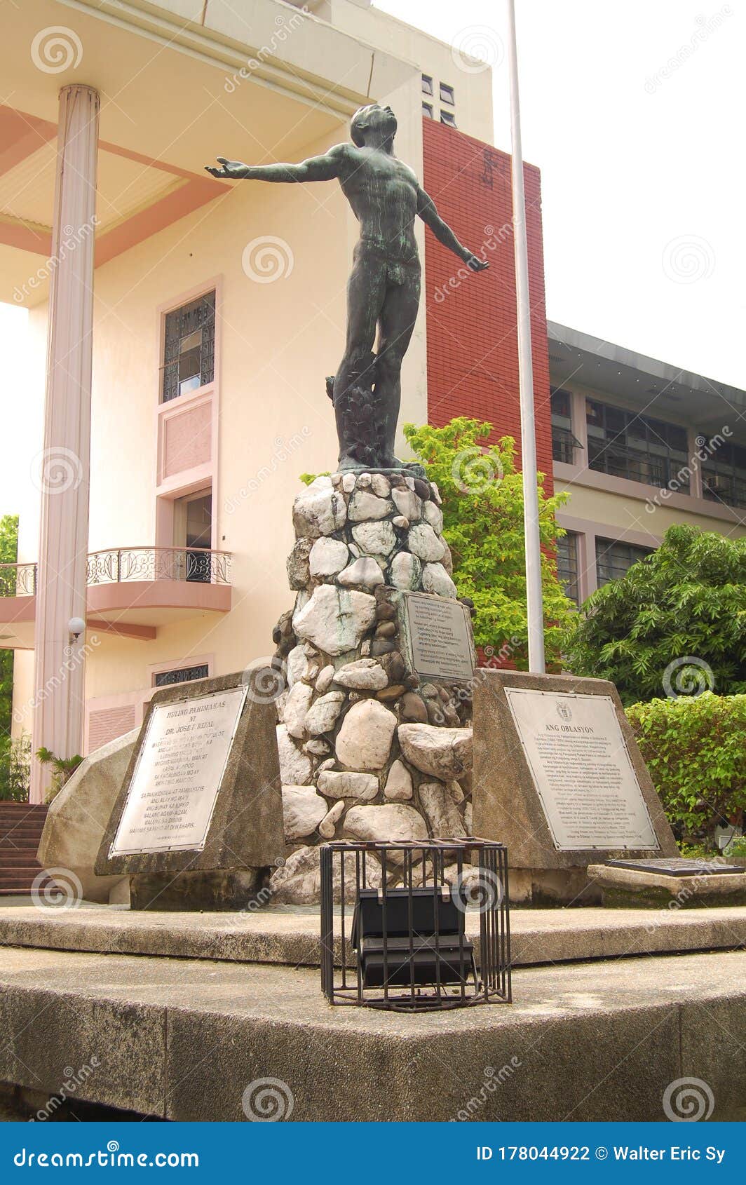 Oblation Statue at University of the Philippines in Diliman, Quezon ...