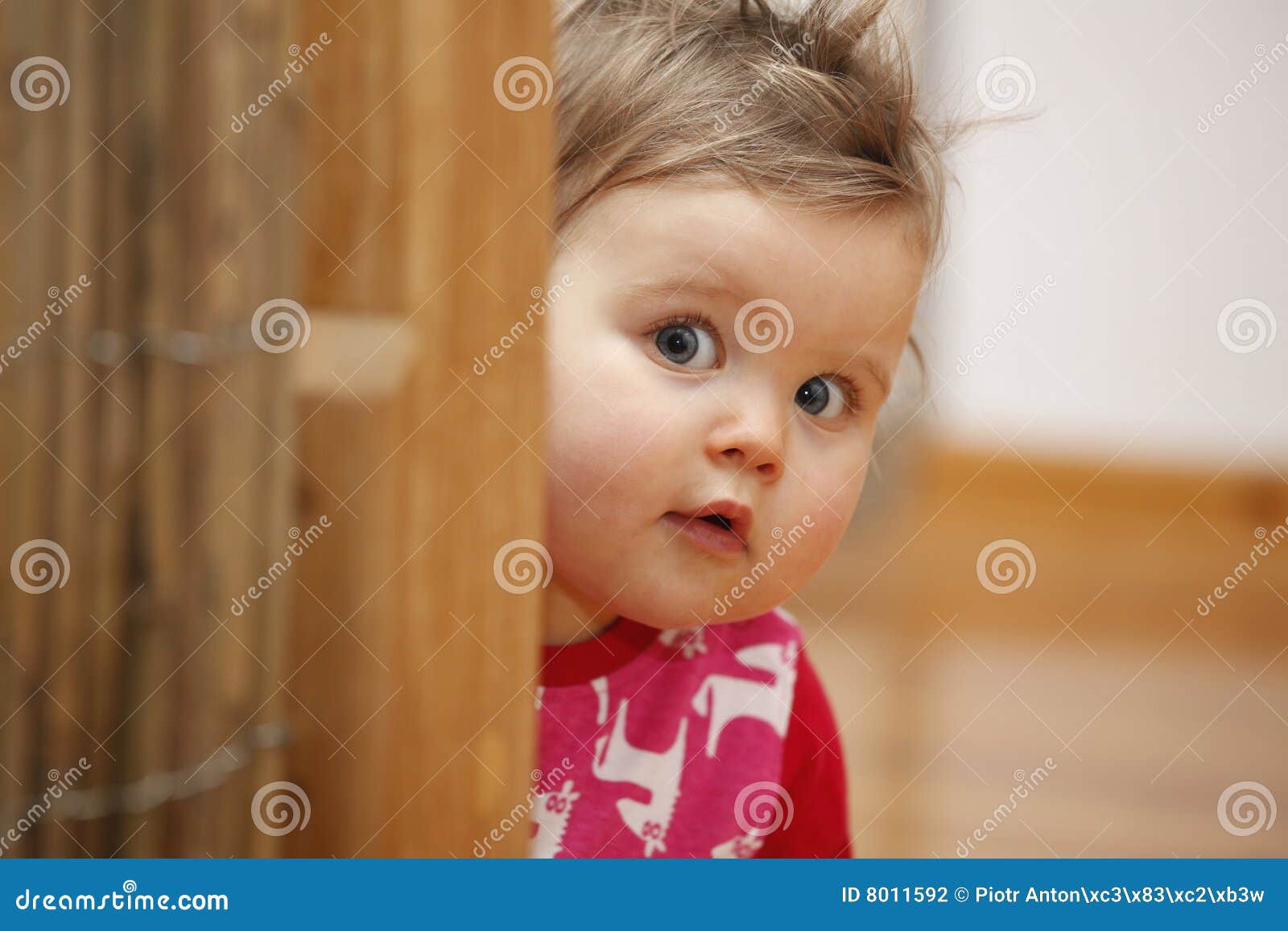 Qui se cache ? photo stock. Image du amusement, peau, fille - 8011592