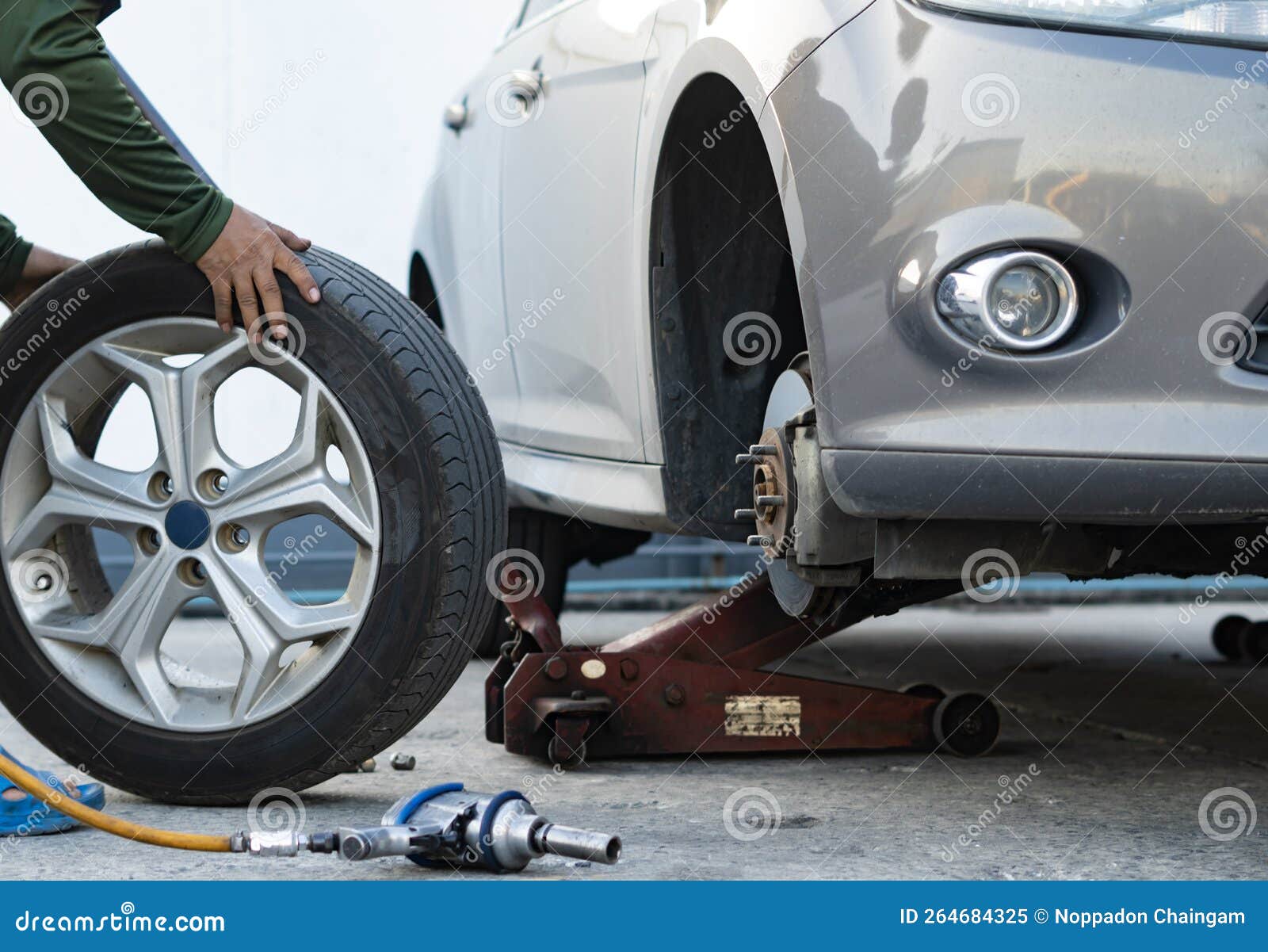 Quick Service Changing the Car Wheels. Stock Image - Image of hydraulic ...
