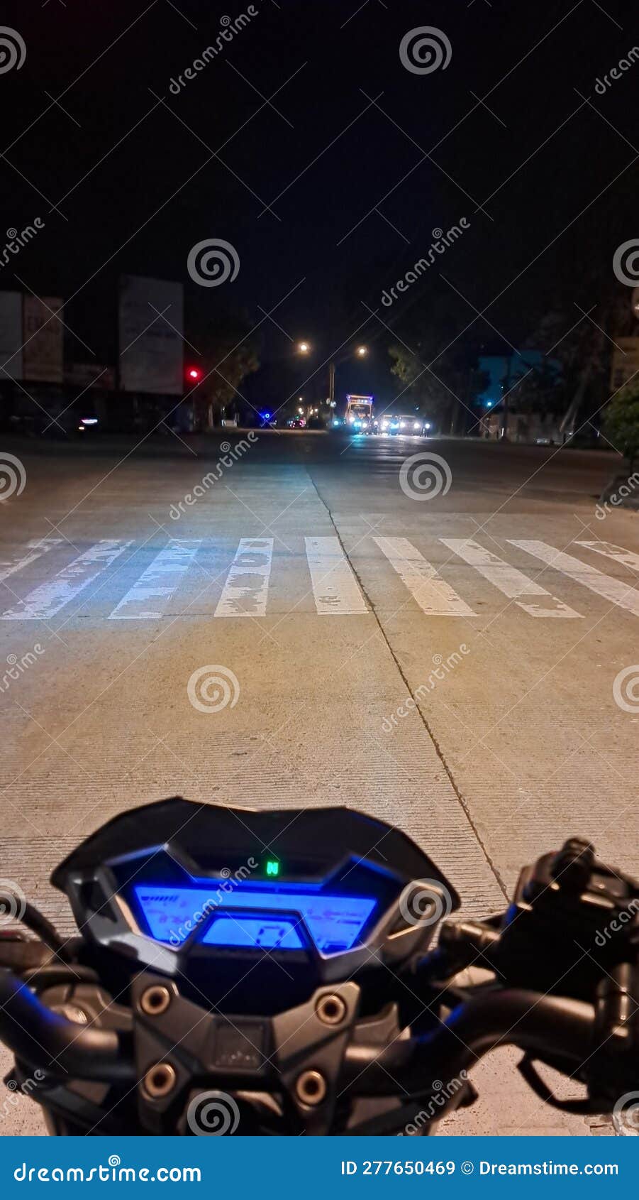 Quiet Traffic Light Intersection at Night Stock Image - Image of ...