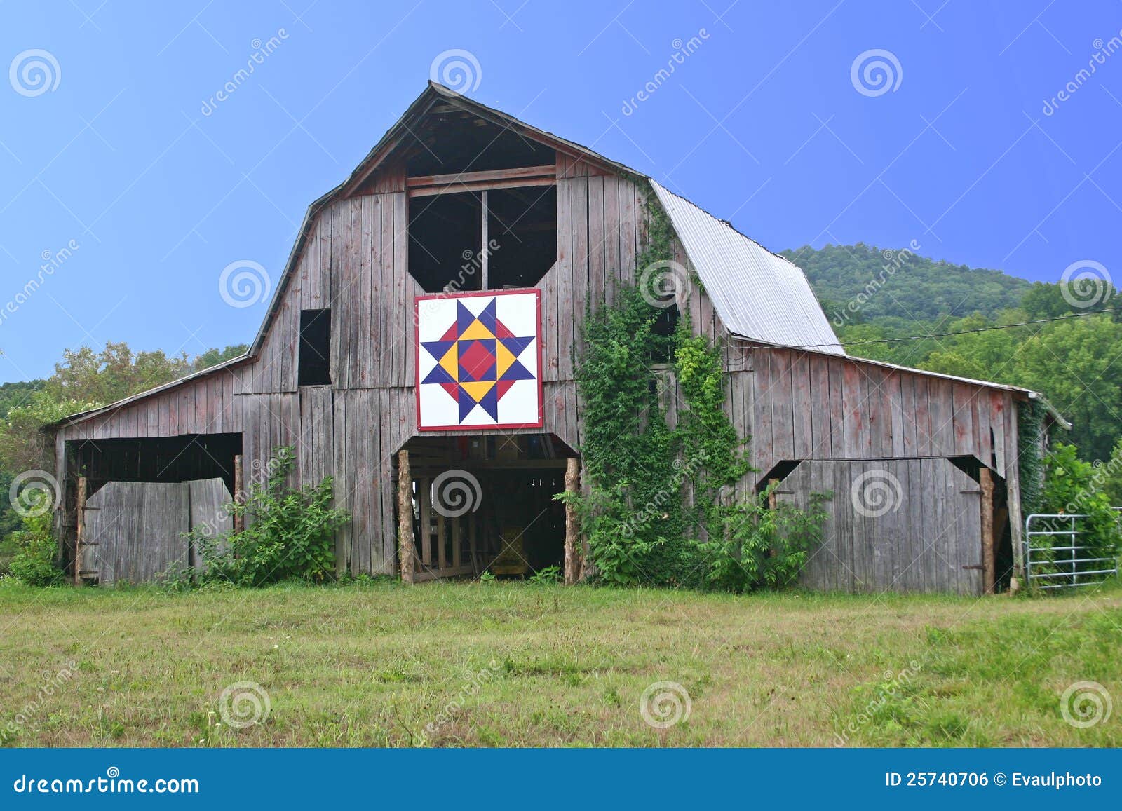 Quilt Barn in Tennessee stock photo. Image of geometry - 25740706