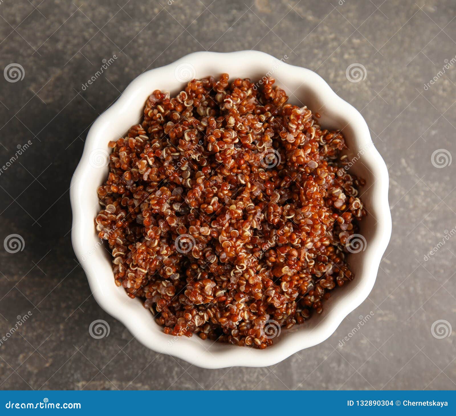 Quinoa Roja Cocinada En Cuenco En La Tabla Foto de archivo - Imagen de ...