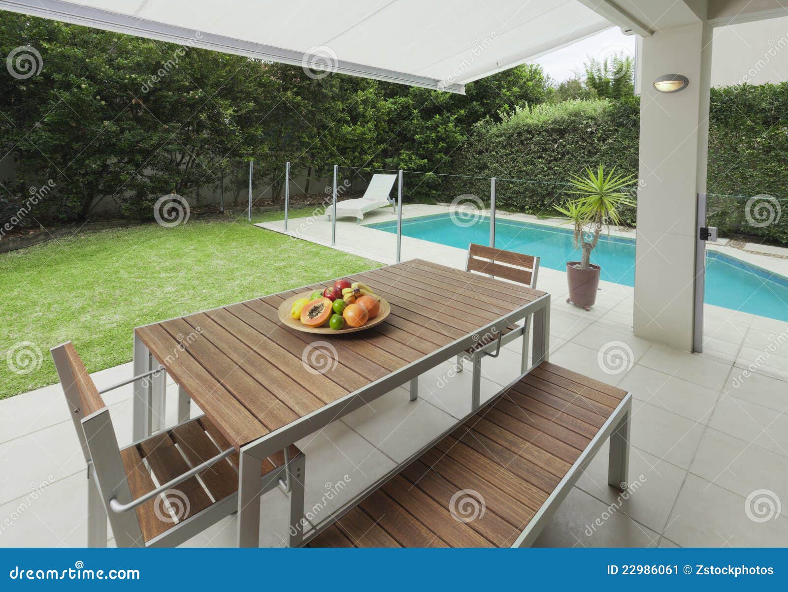 Quintal moderno imagem de stock. Imagem de lifestyle - 22986061