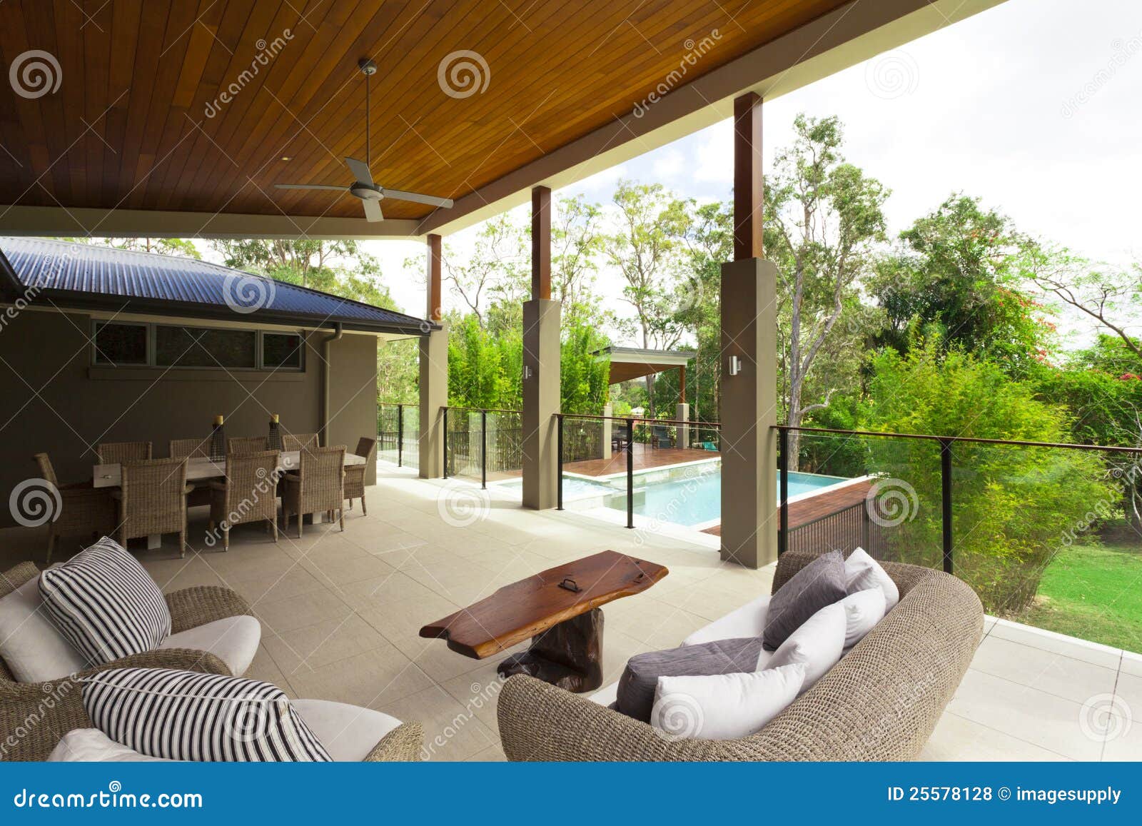 Quintal moderno foto de stock. Imagem de rainha, exterior - 25578128