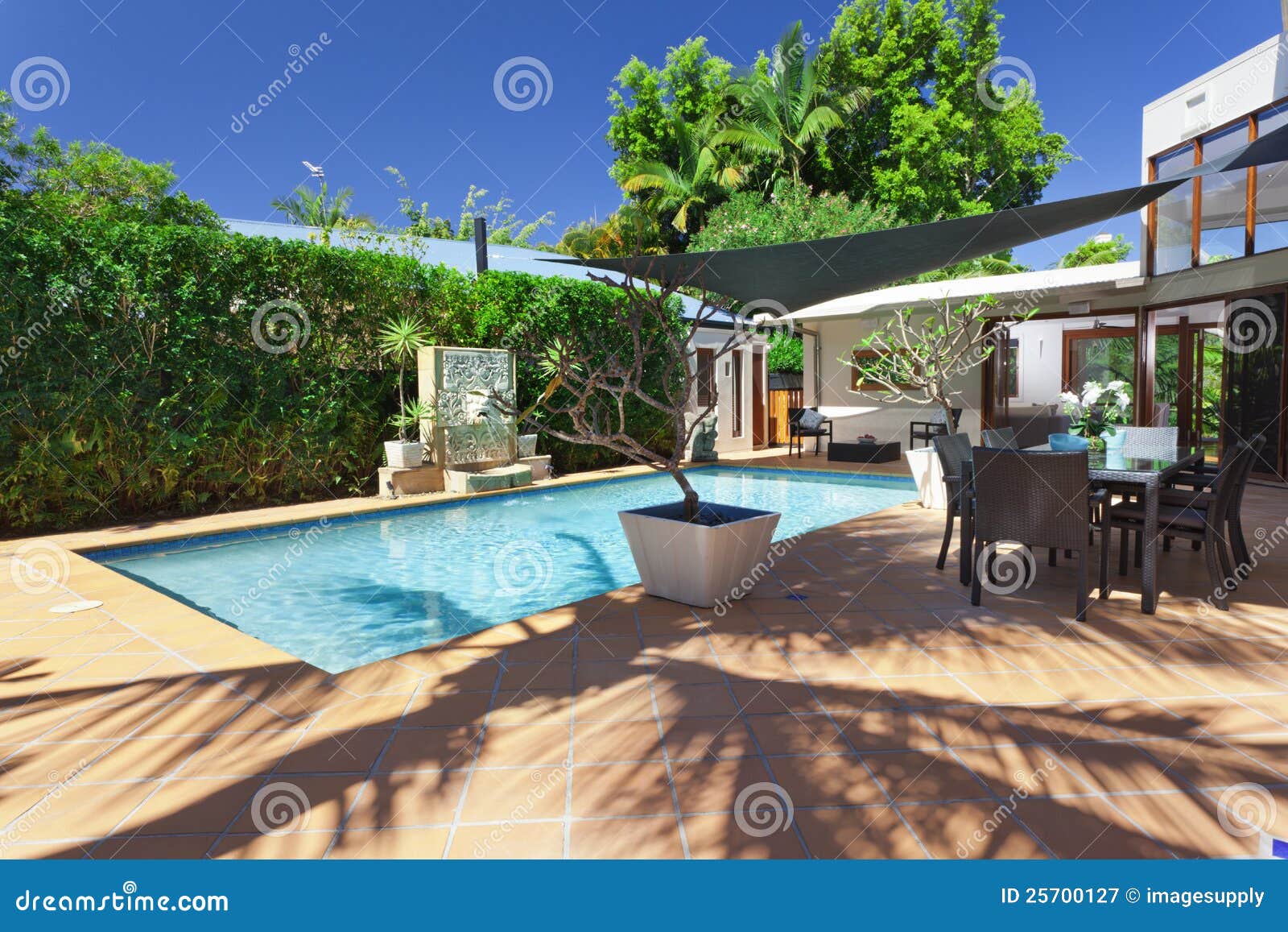 Quintal moderno imagem de stock. Imagem de propriedade - 25700127