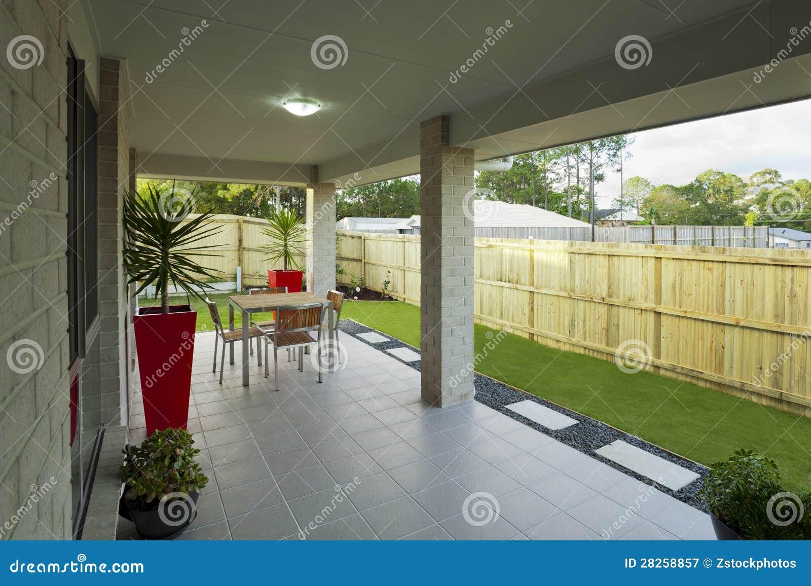 Quintal moderno imagem de stock. Imagem de lazer, rainha - 28258857