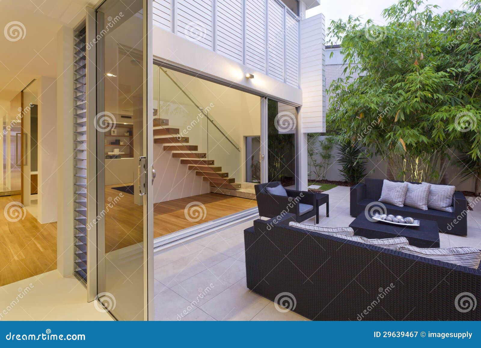 Quintal moderno imagem de stock. Imagem de descansos - 29639467