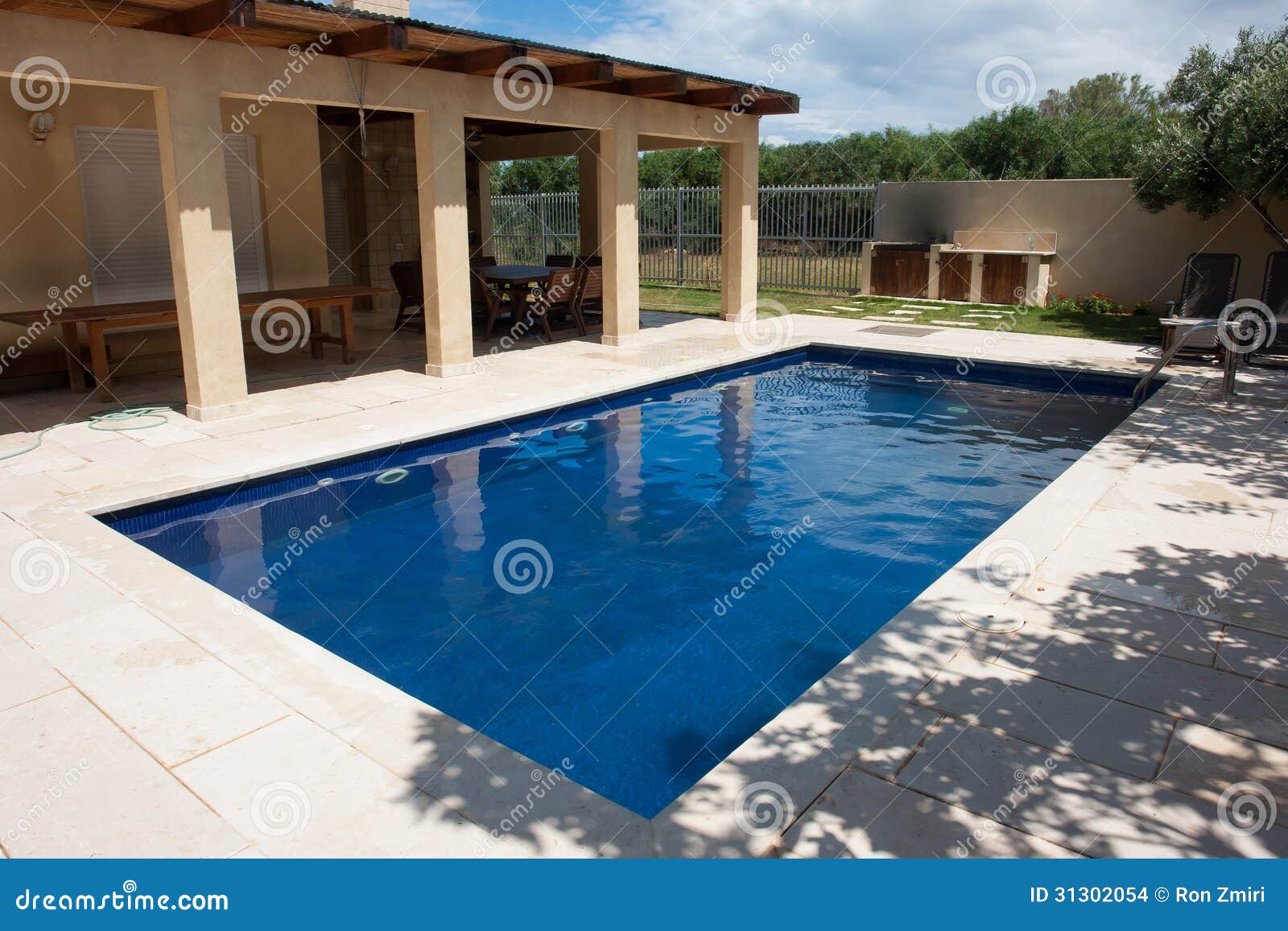 Quintal Moderno Com Piscina Foto de Stock - Imagem de casa, lifestyle ...