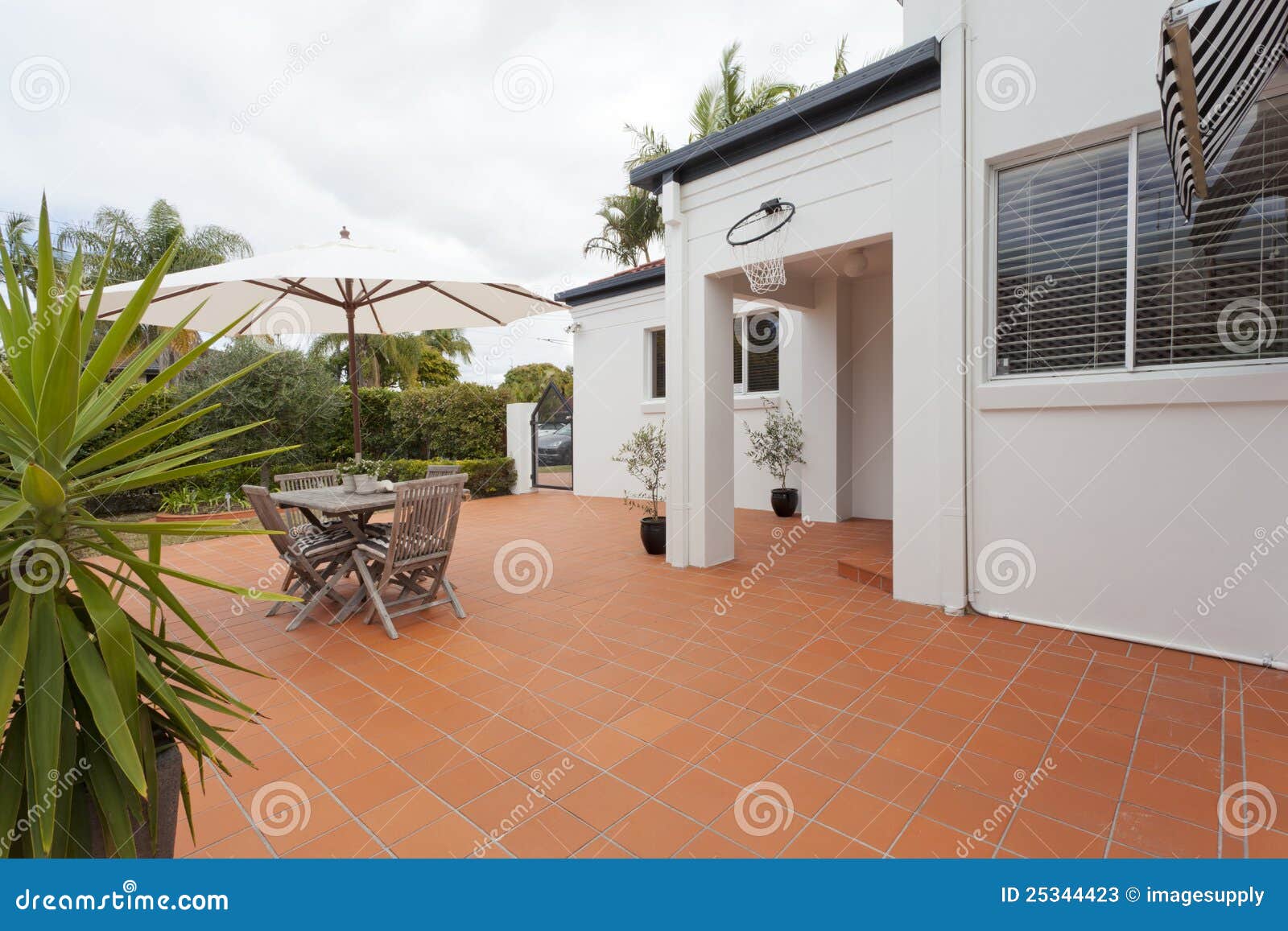 Quintal moderno com tabela imagem de stock. Imagem de branco - 25344423