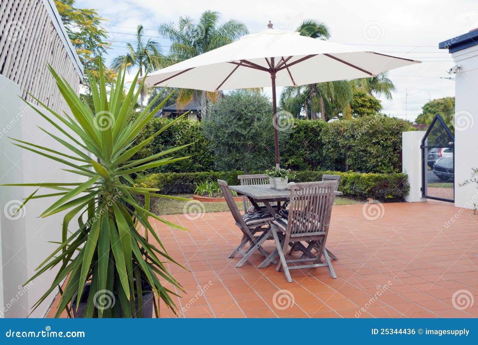 Quintal moderno com tabela foto de stock. Imagem de estrutura - 25344436