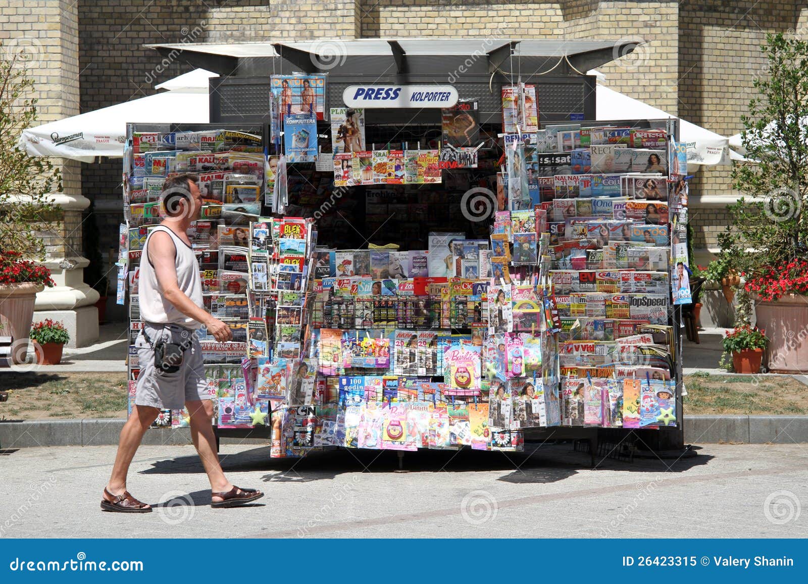 Quiosco de periódico imagen editorial. Imagen de pared - 26423315