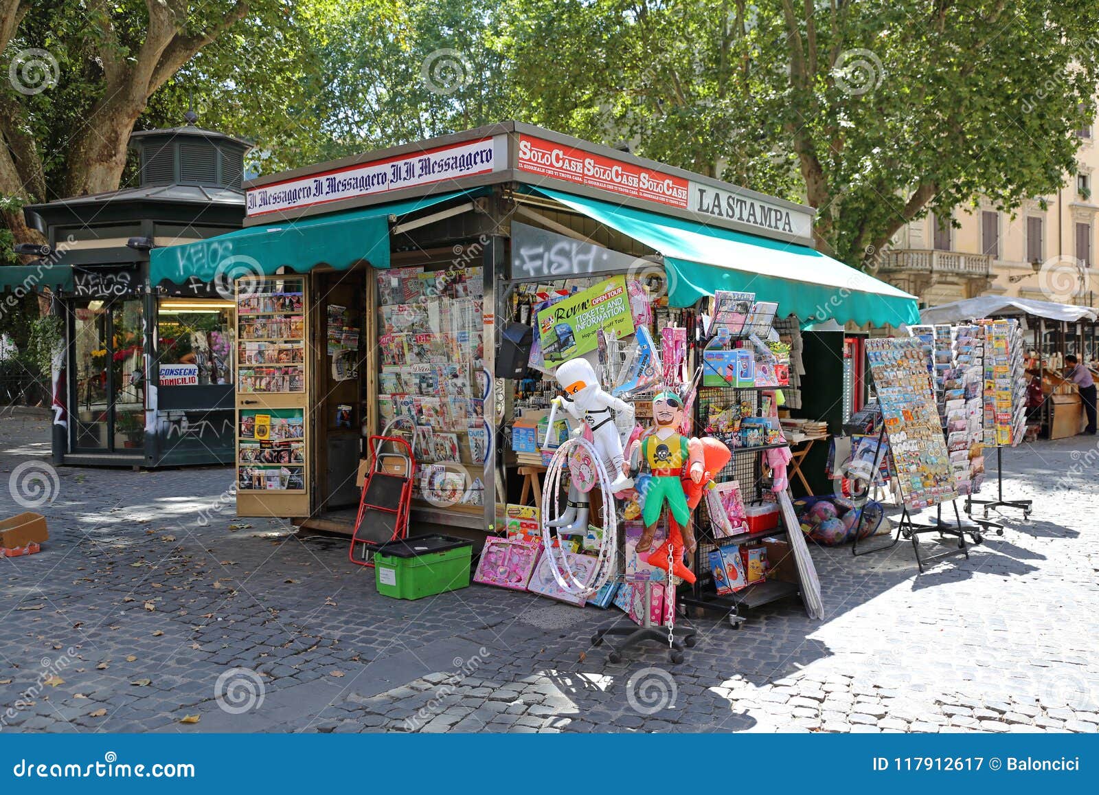 Quiosco en Roma fotografía editorial. Imagen de newsstand - 117912617
