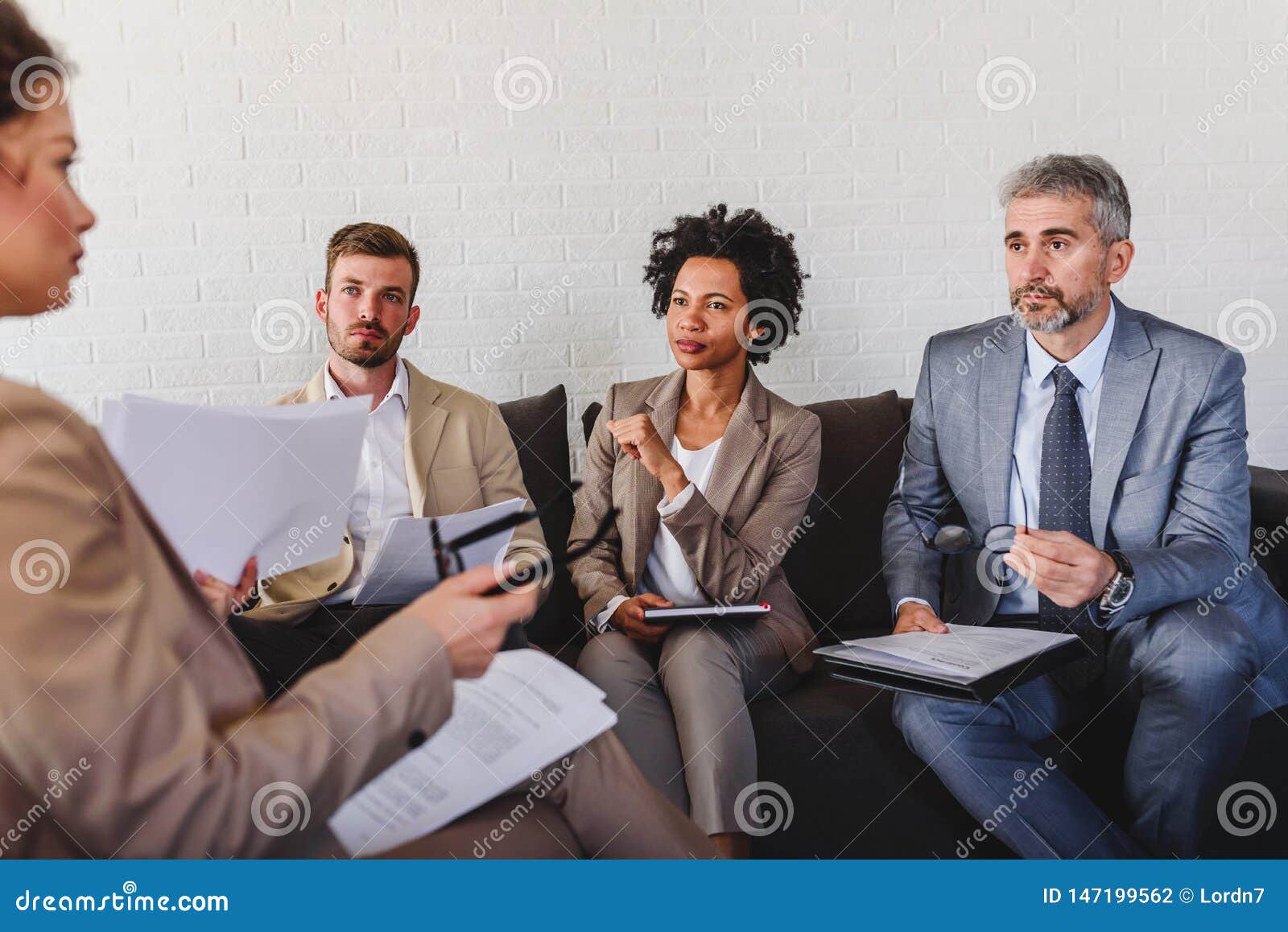 ?quipe Diverse D'affaires Discutant Le Travail Dans Leur Bureau Photo ...