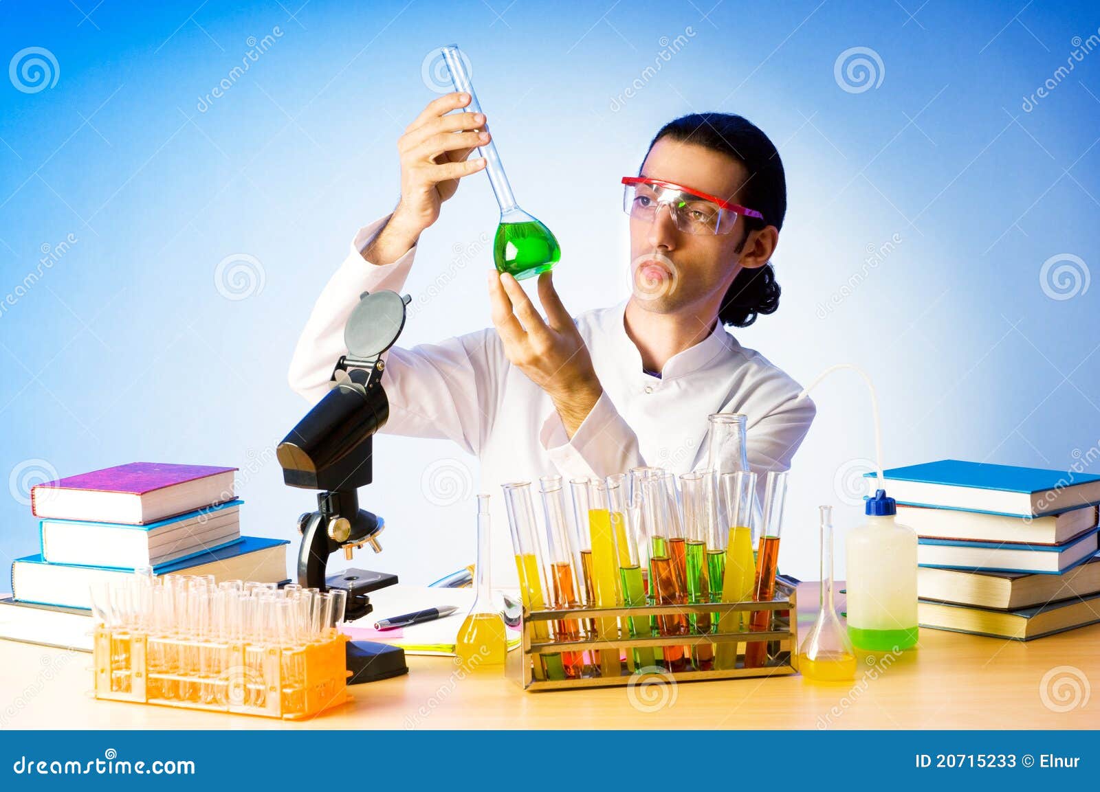 Químico En La Experimentación Del Laboratorio Fotos de archivo - Imagen ...