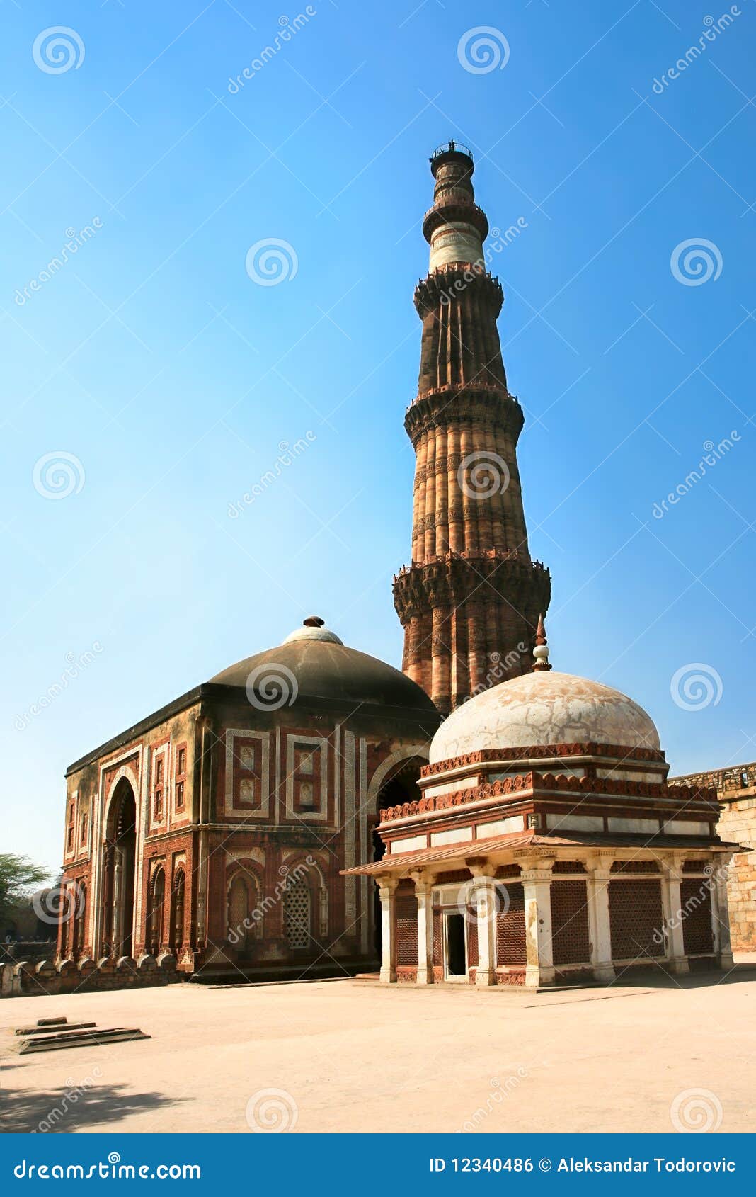 Qutb Minar, New Delhi, India. Stock Photo - Image of geometric, muslim ...
