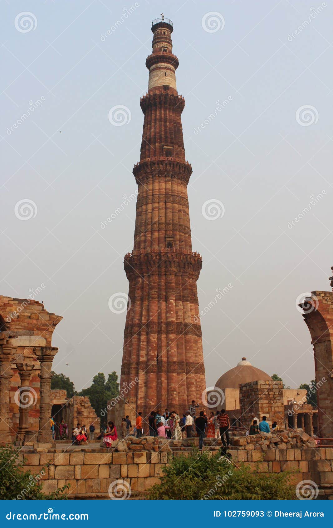 Qutub Minar foto de archivo editorial. Imagen de turistas - 102759093