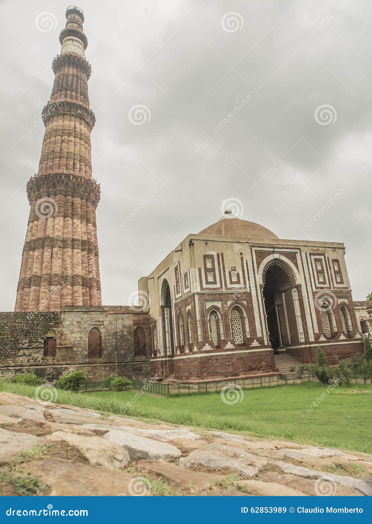 Qutub Minar with mosque stock image. Image of islamic - 62853989