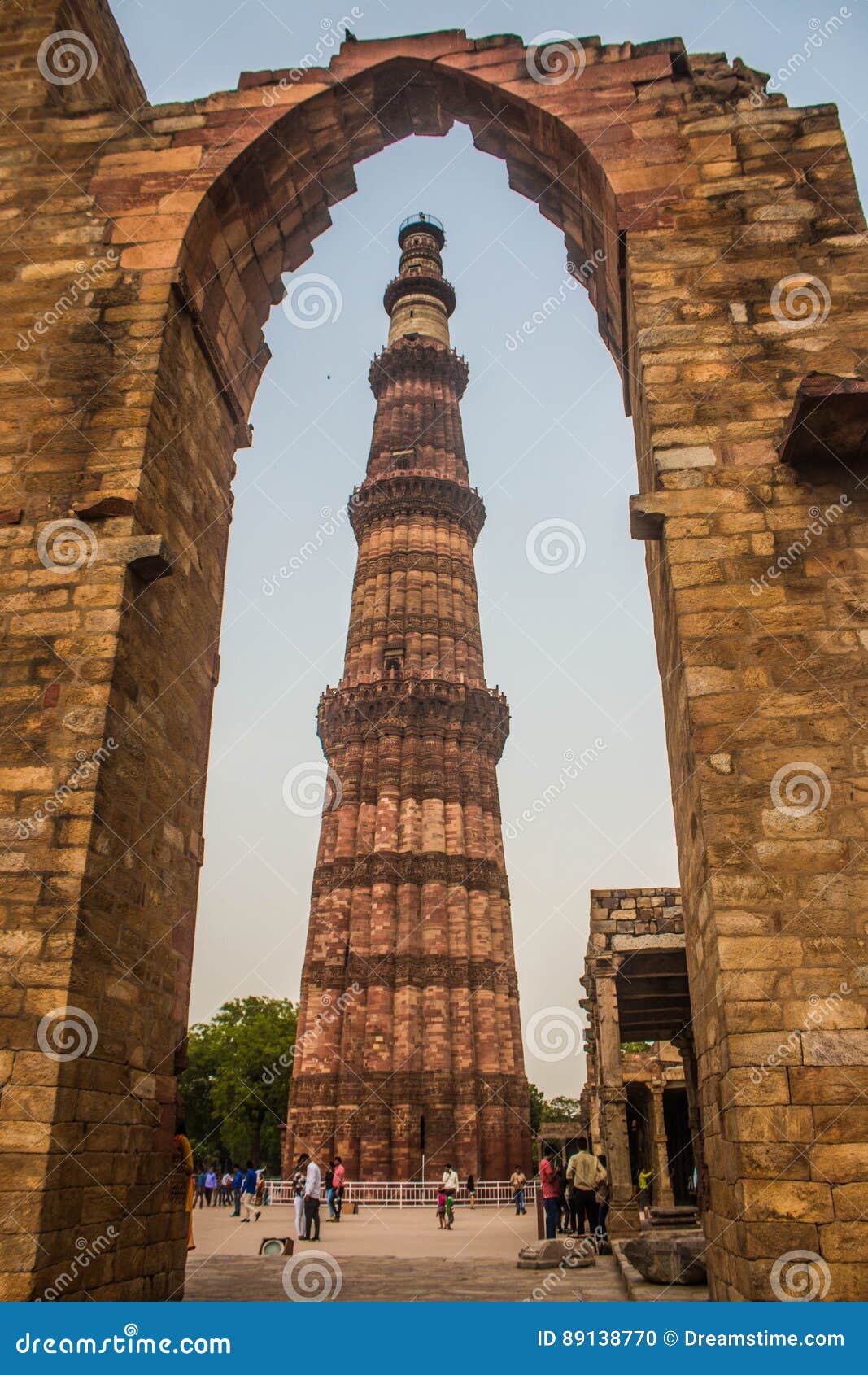 Qutub minar editorial image. Image of shoot, black, water - 89138770