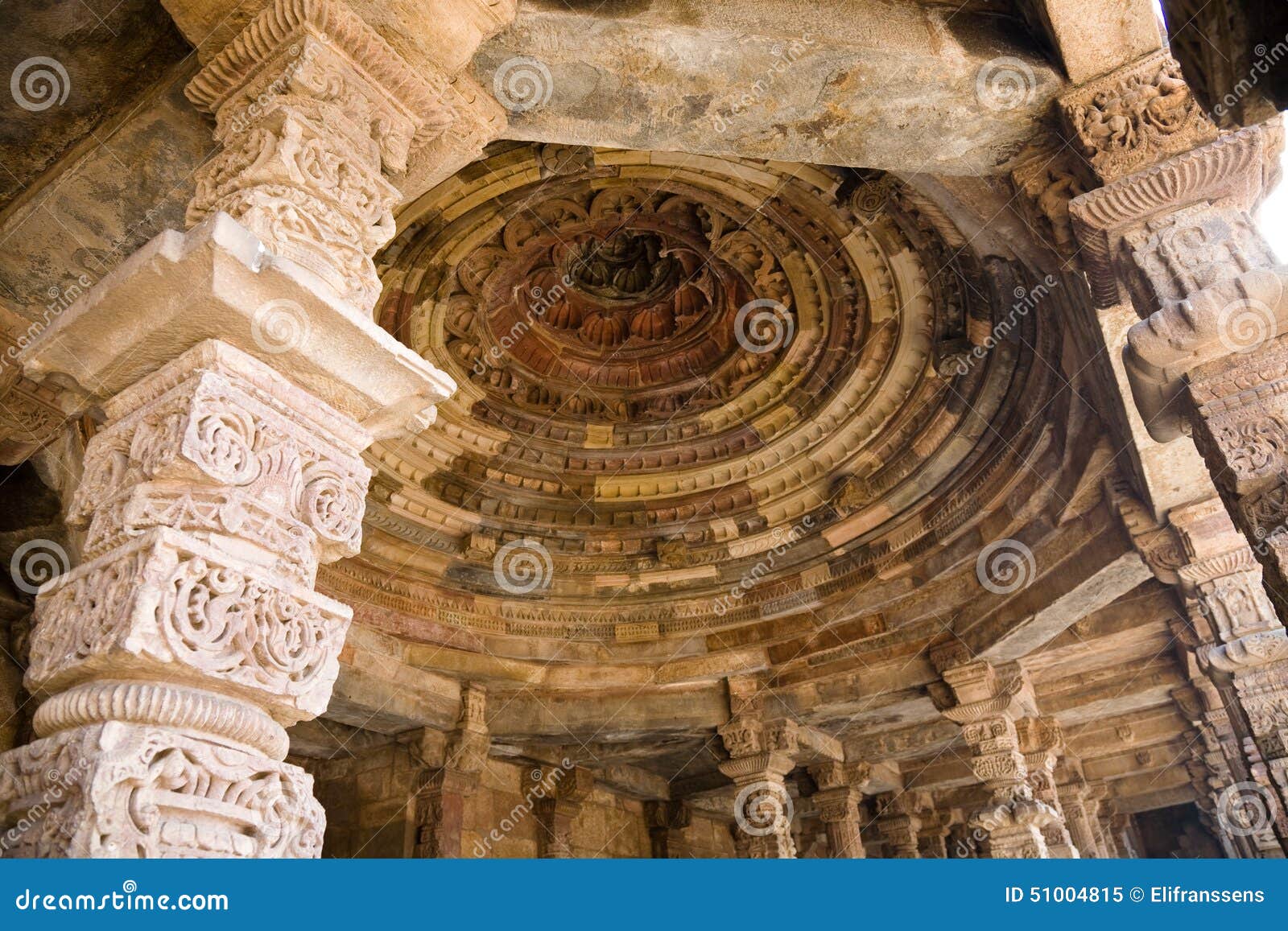 Quwwat-ul-islam Moskee, Delhi Stock Afbeelding - Image of ingang ...