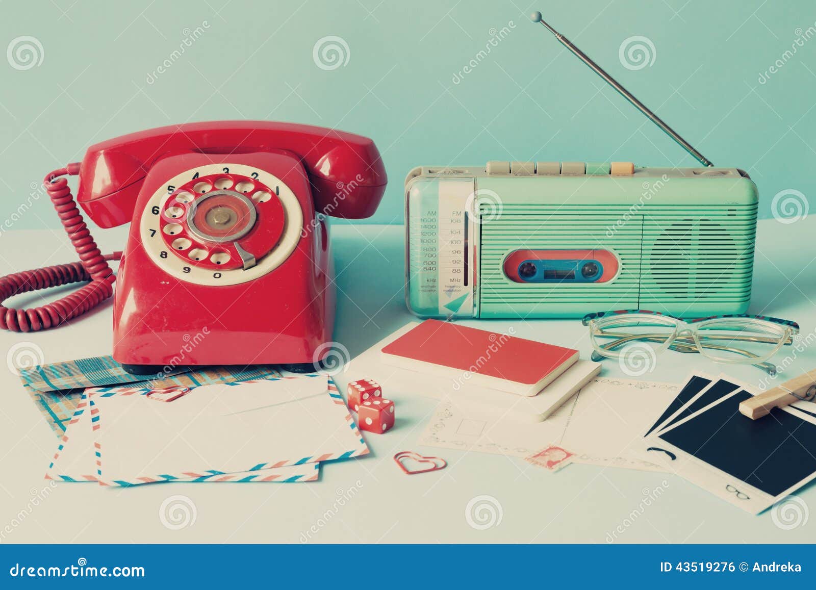 Rádio E Telefone Do Vintage Foto de Stock - Imagem de lifestyle, forma ...