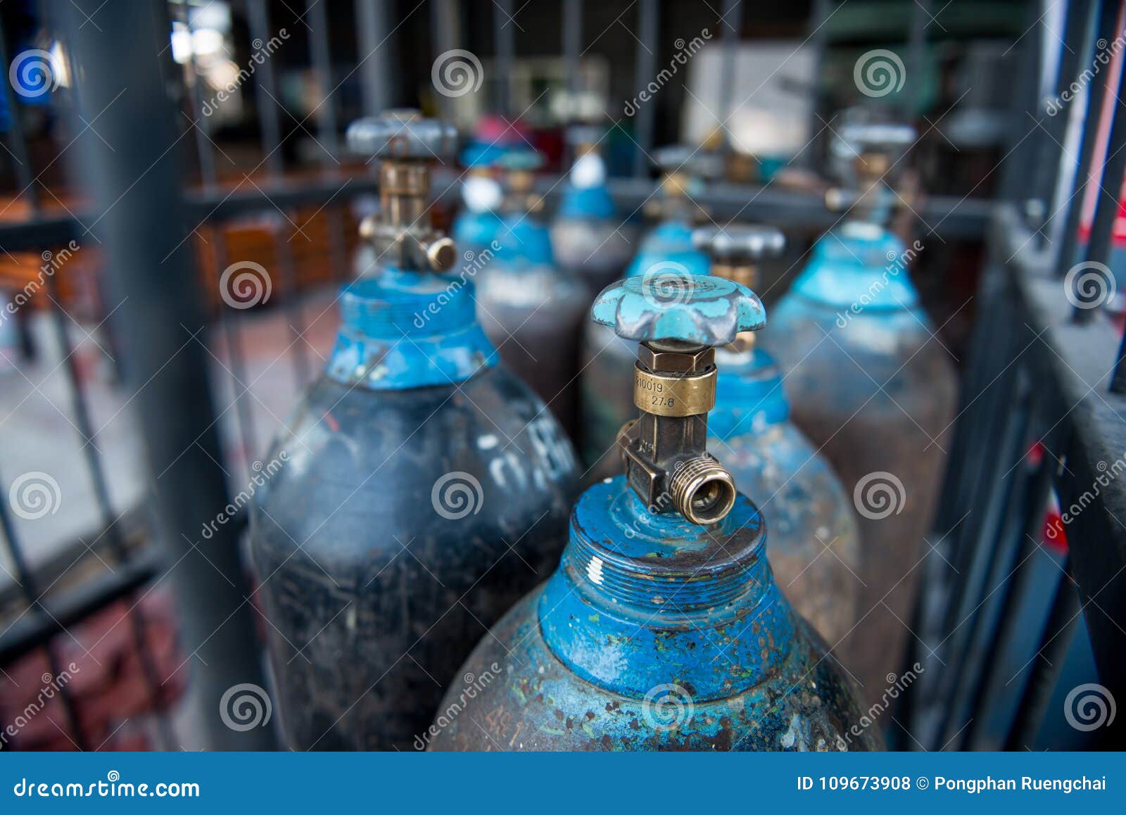 Réservoir de gaz d'azote photo stock. Image du blanc - 109673908