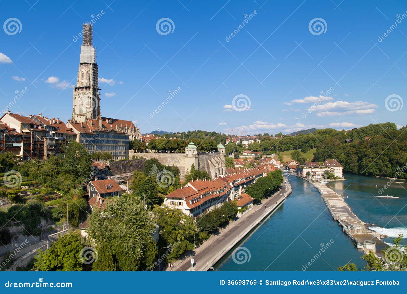 Río Aare a través de Berna imagen de archivo. Imagen de catedral - 36698769