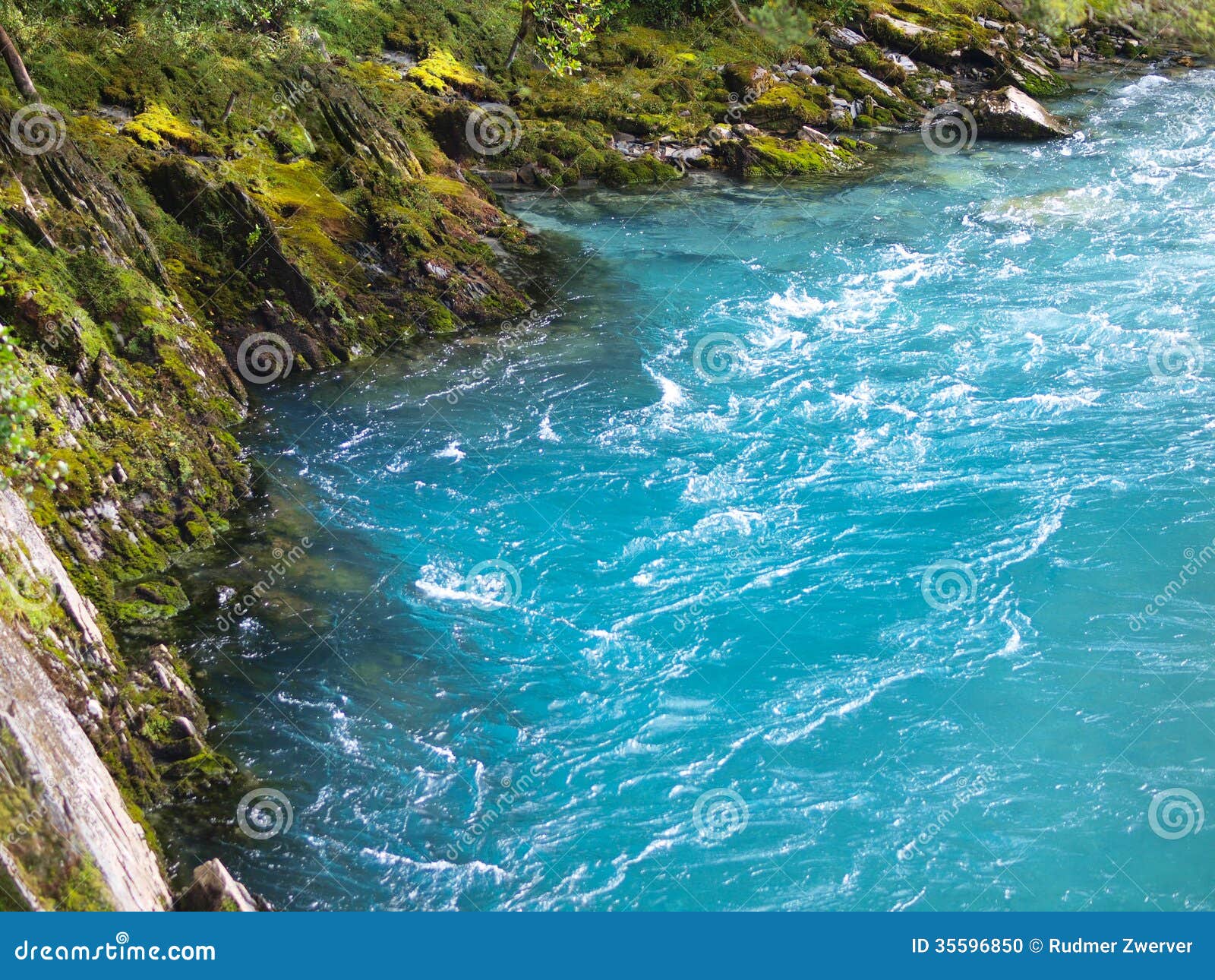 Río Azul Foto de archivo - Imagen: 35596850