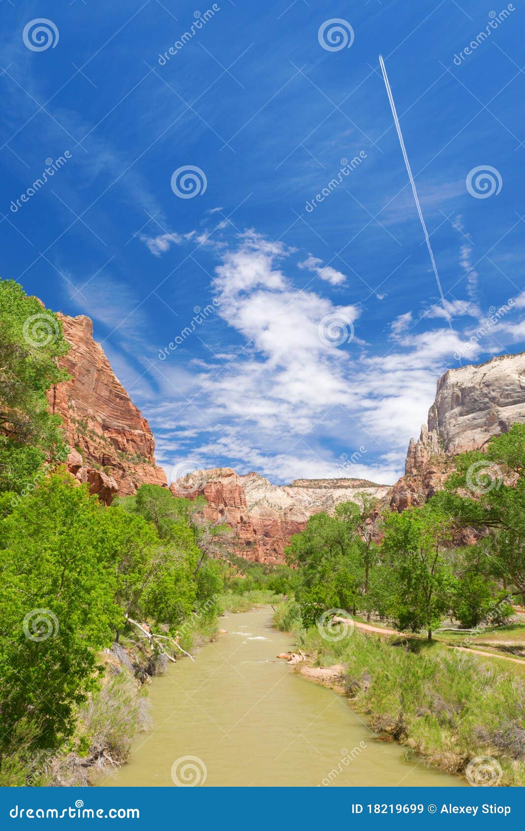 Río con Zion imagen de archivo. Imagen de senderismo - 18219699