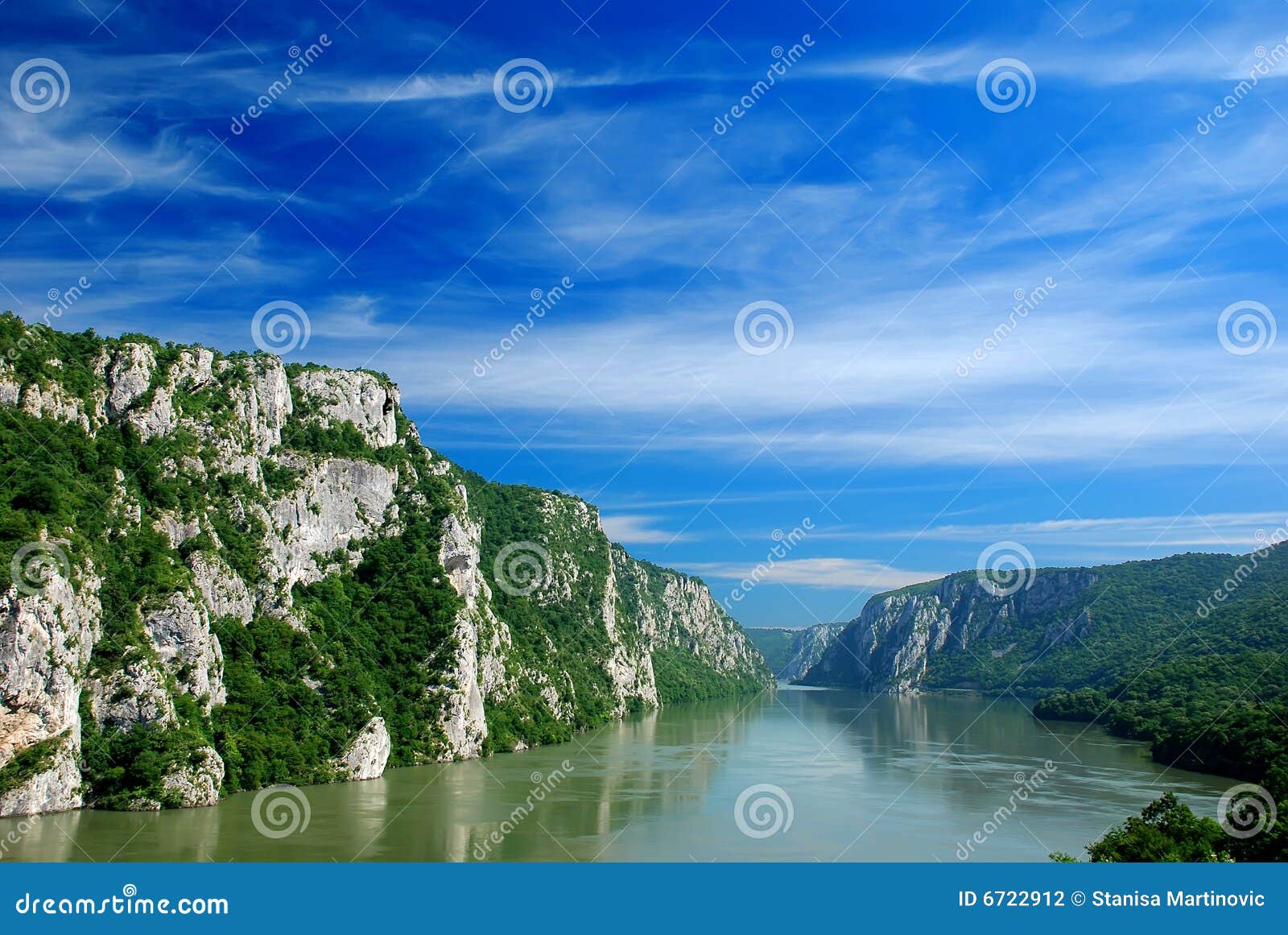 Río Danubio foto de archivo. Imagen de escénico, agua - 6722912